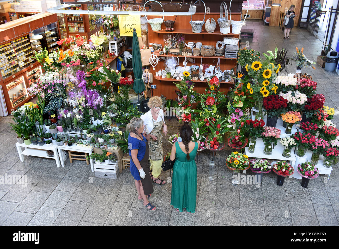 Market flower stalls hi-res stock photography and images - Alamy
