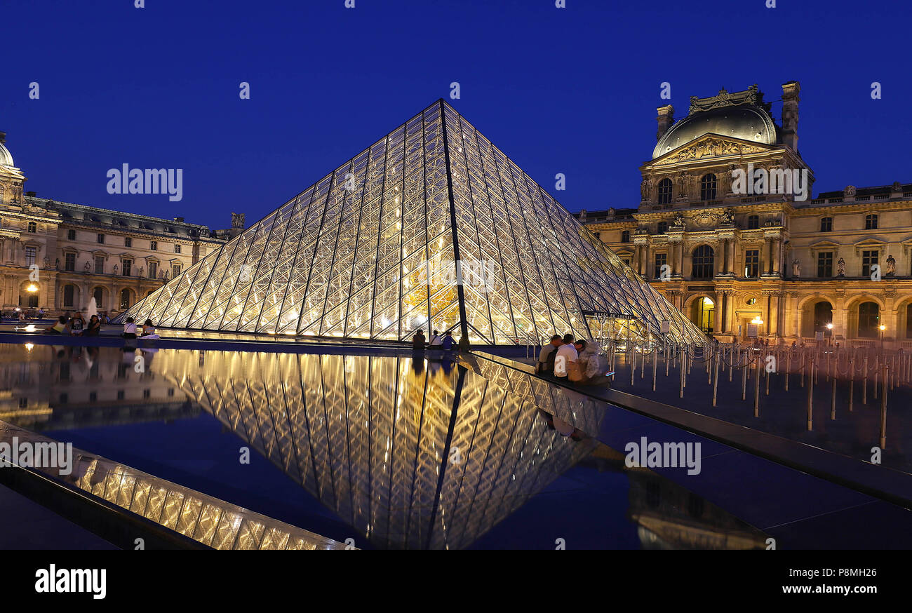 Louvre Pyramid At Night Stock Foto „Louvre Museum And The Pyramid