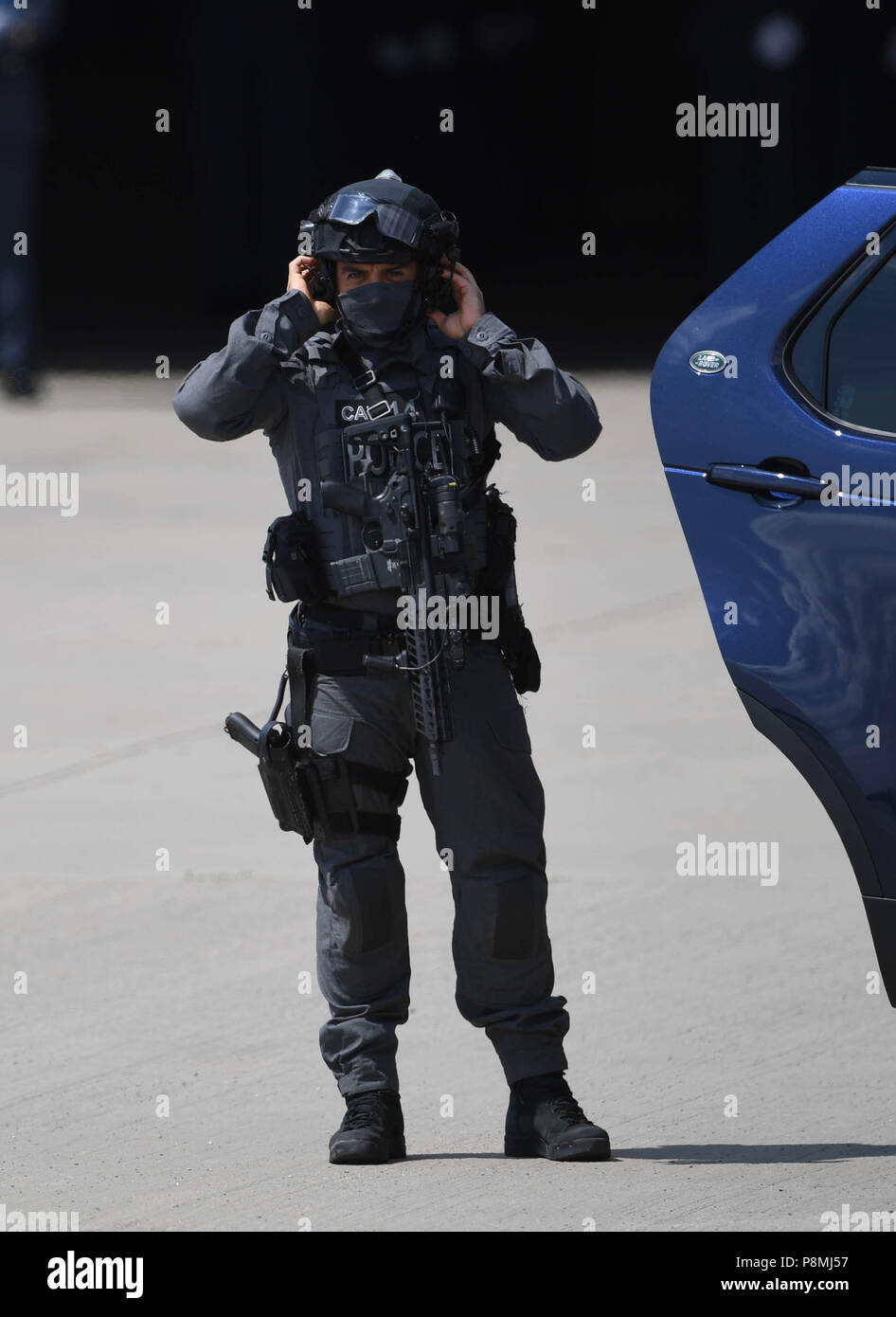 Counter terrorist specialist firearms officer hi-res stock photography ...