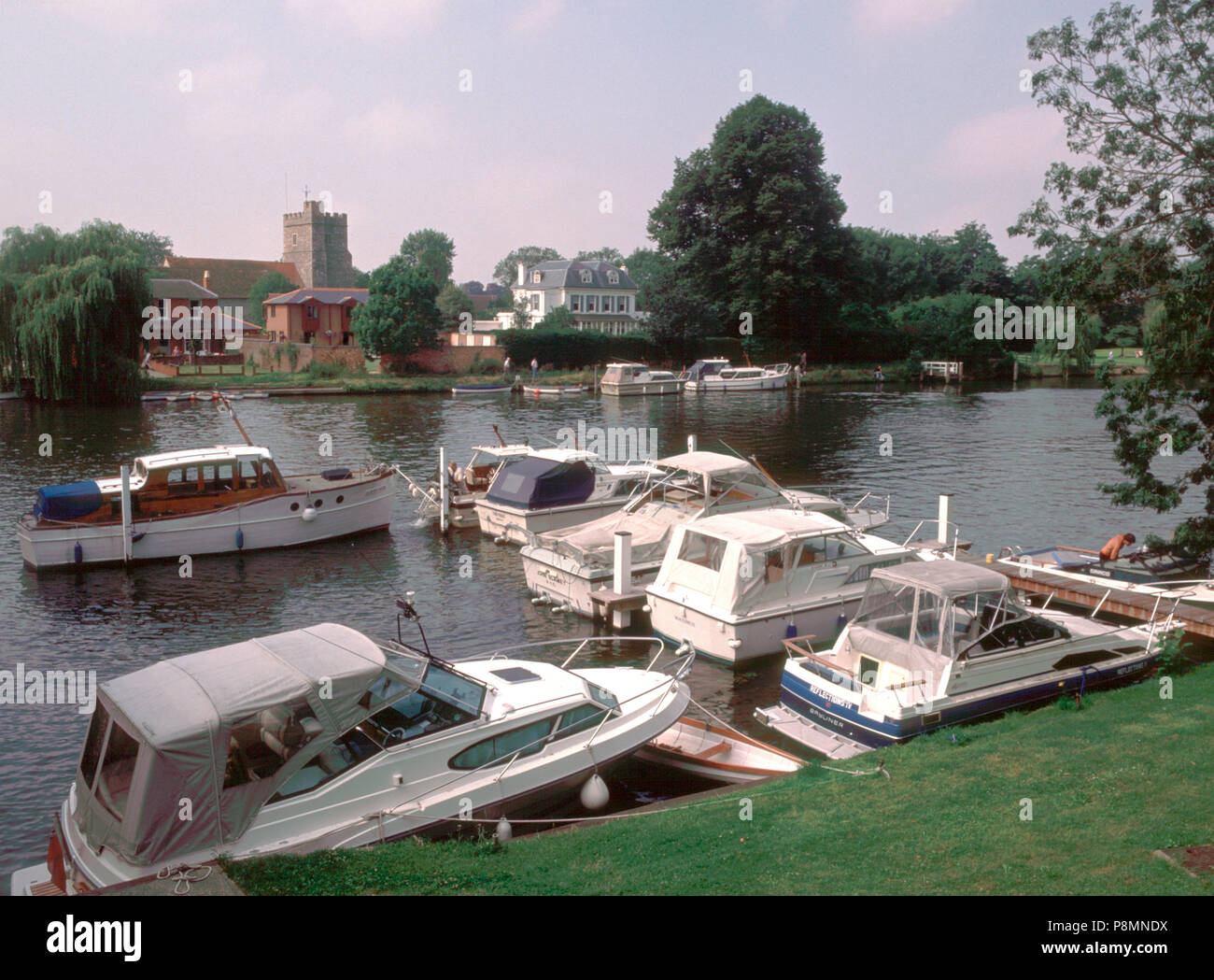 River thames cookham with boats hi-res stock photography and images - Alamy