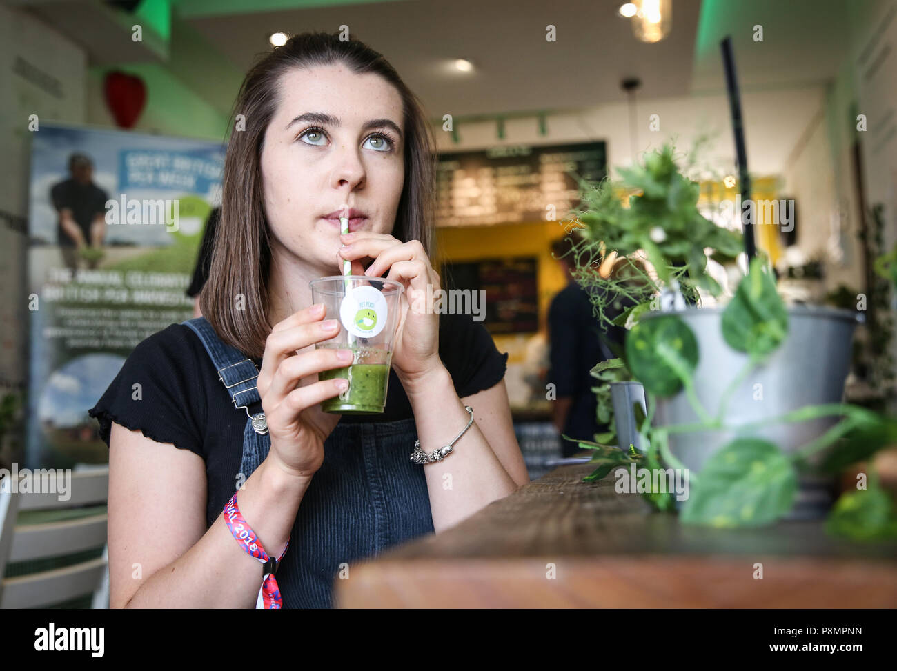 London serving only great british pea hi-res stock photography and ...