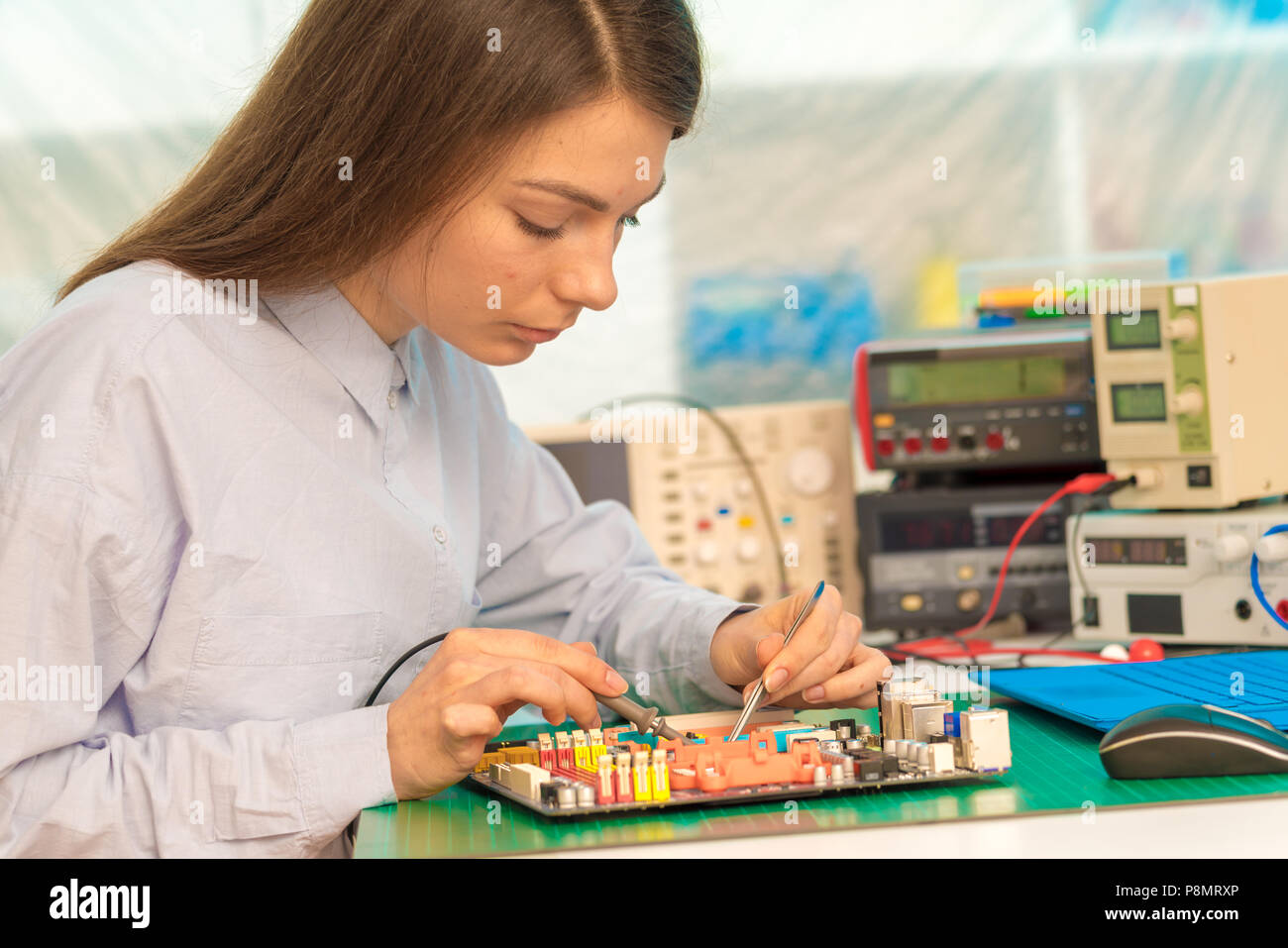 Engineering student physics lab hi-res stock photography and images - Alamy