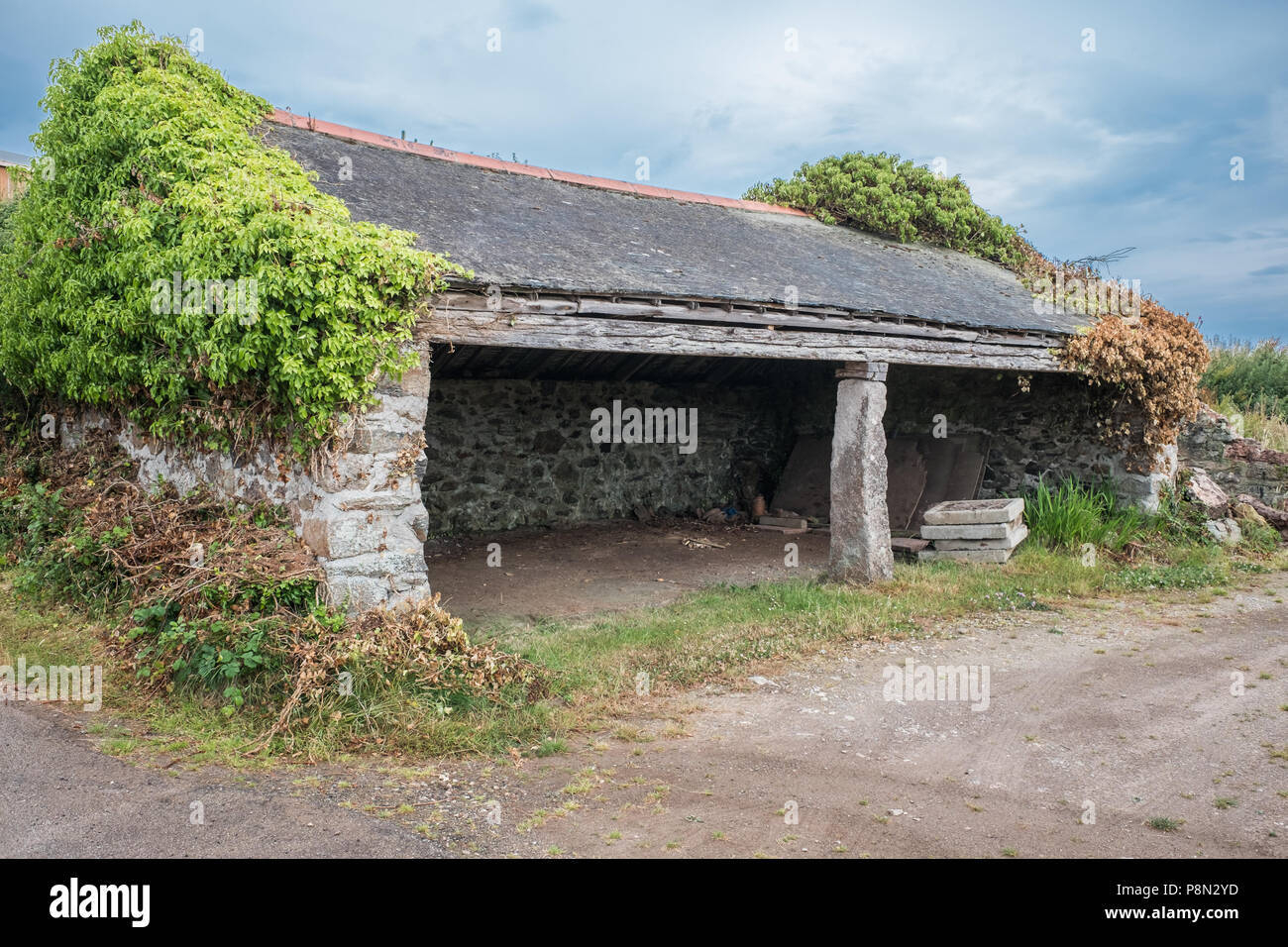 Empty farm barn at Trevellas, Cornwall, England Stock Photo - Alamy