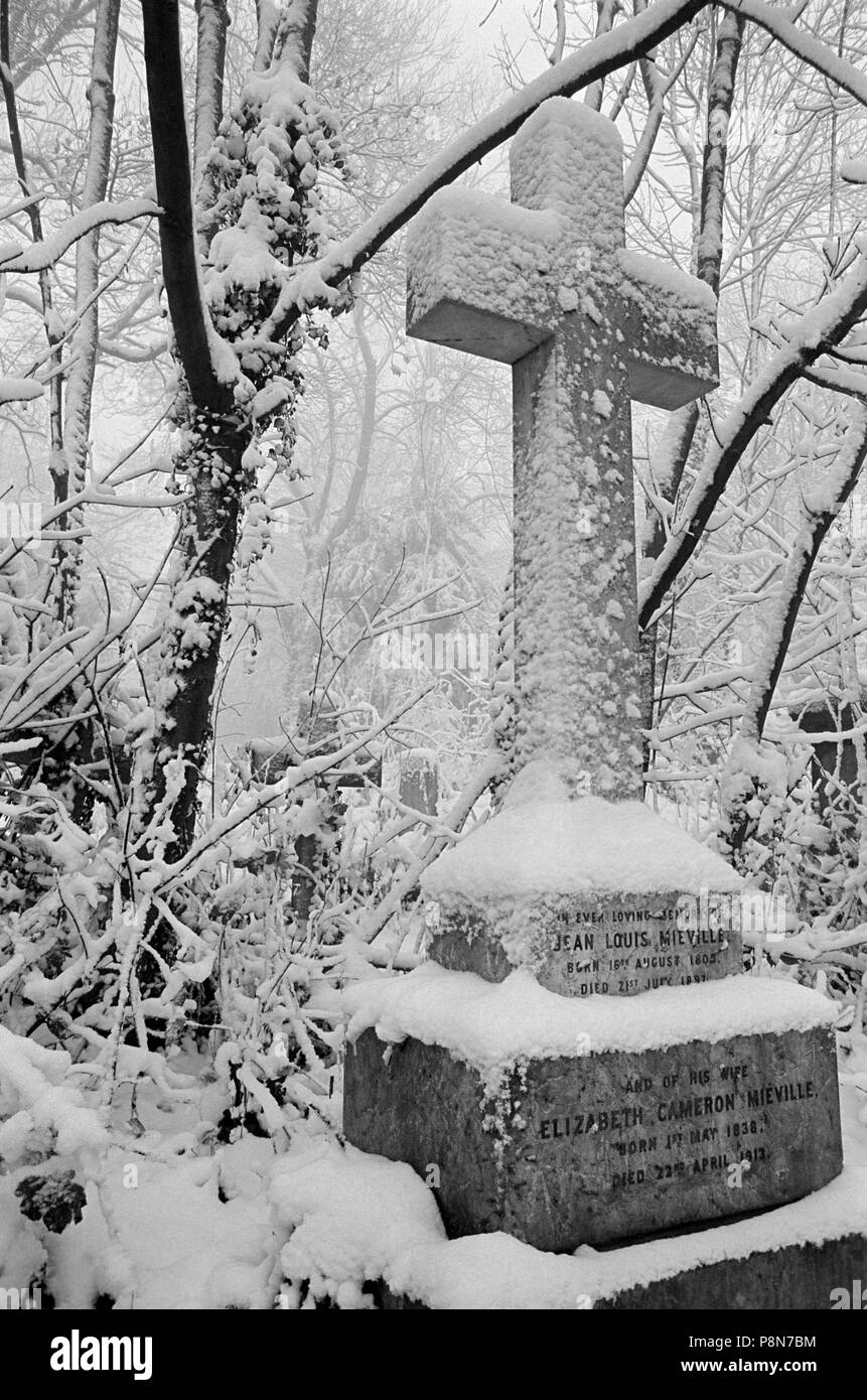 Highgate cemetery london snow hi-res stock photography and images - Alamy