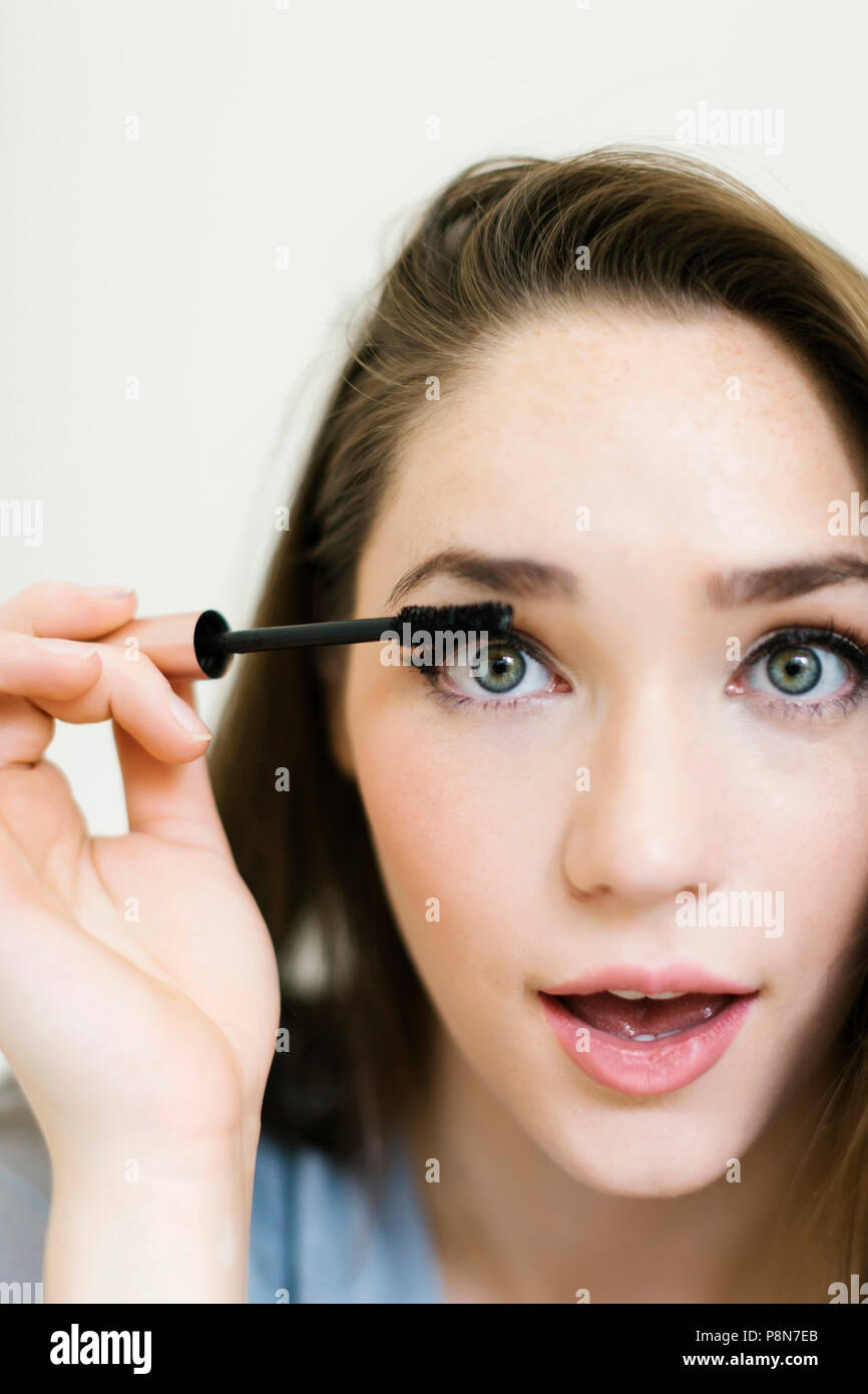 Woman applying mascara Stock Photo - Alamy