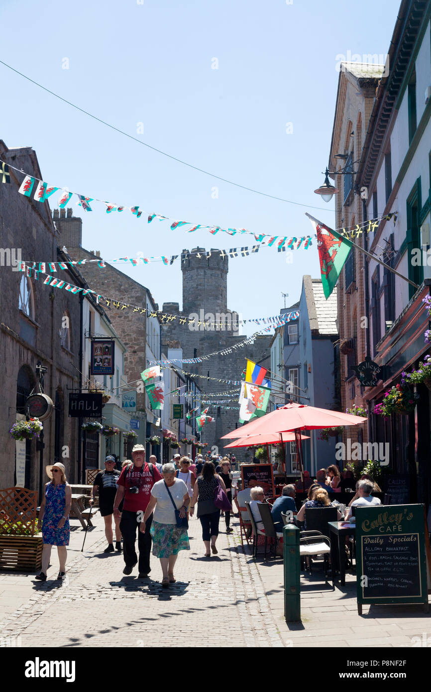 Tourists, shops and café in Stryd Y Plas, Caernarfon, Gwynedd, Wales ...