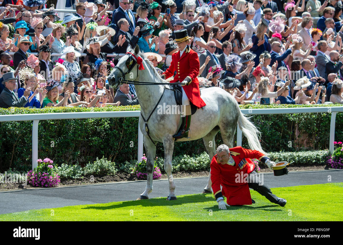Royal footman tumbles as he leads the Royal procession into the parade ...