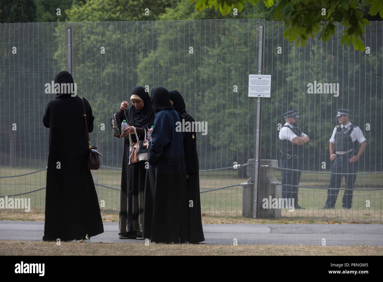 Police perimeter fence hi-res stock photography and images - Alamy