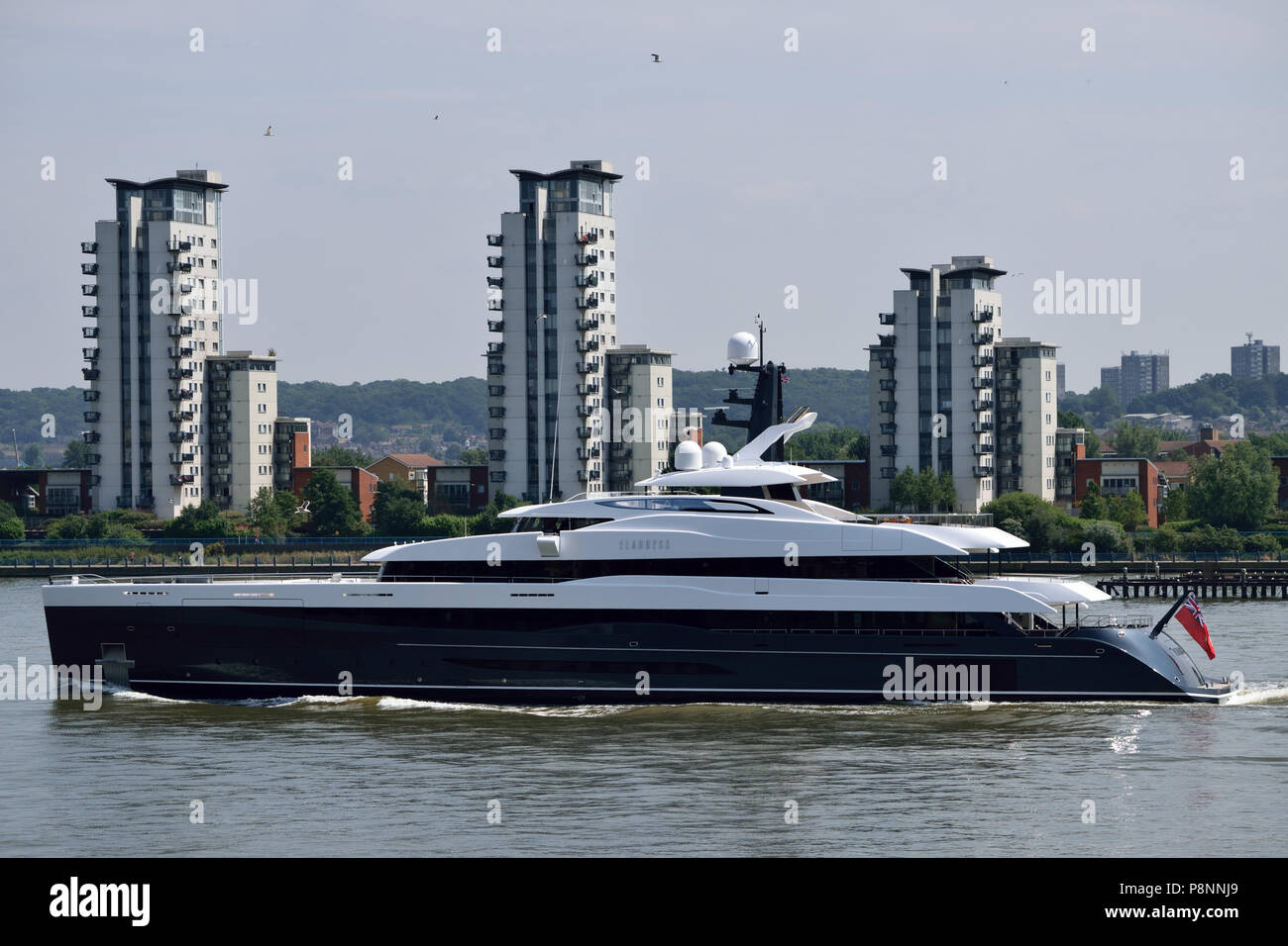 Luxury Yacht Elandess departs London and heads down the River Thames ...