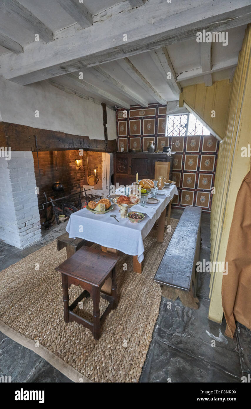 Tudor table hi-res stock photography and images - Alamy