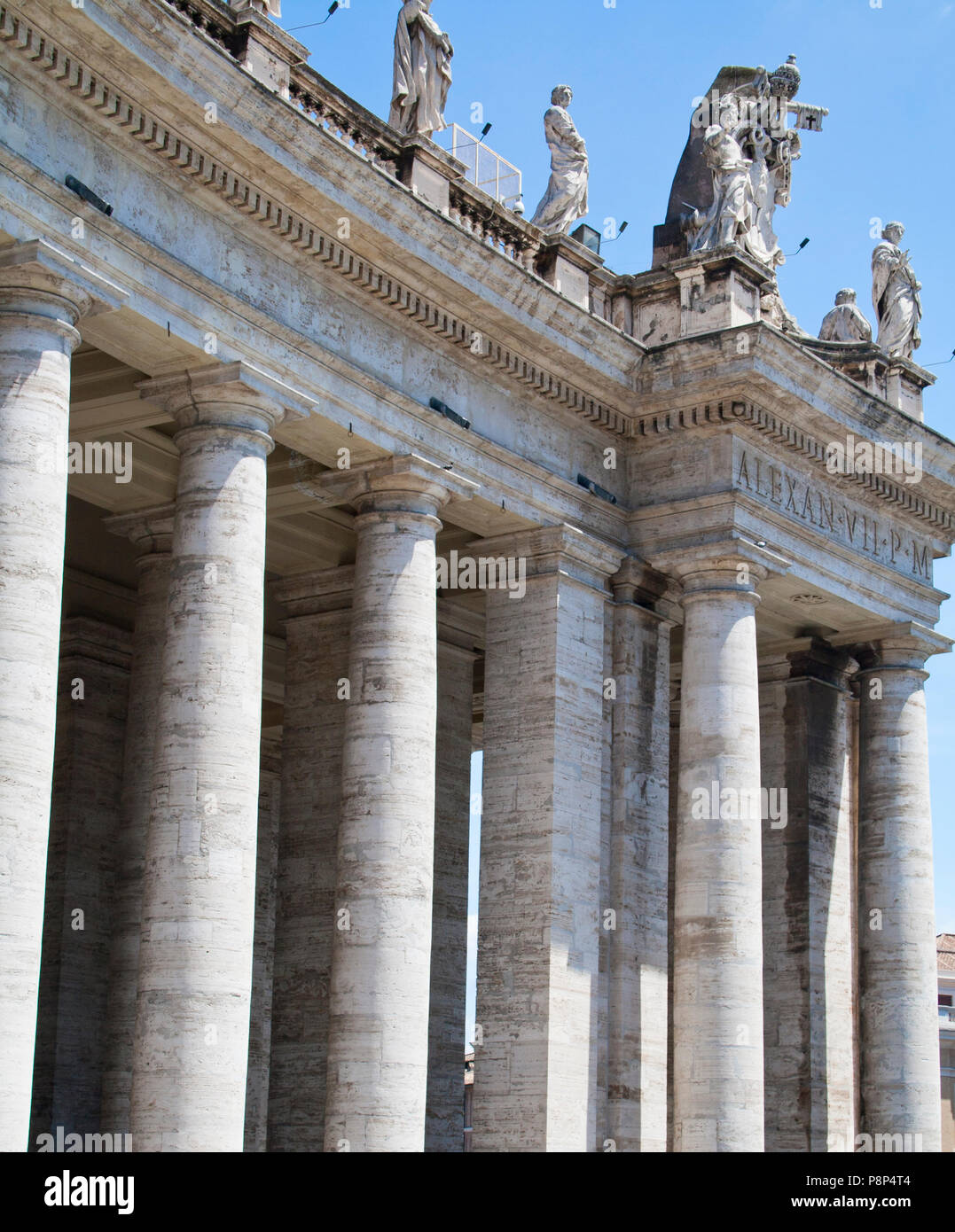 Colonnade and statues hi-res stock photography and images - Alamy