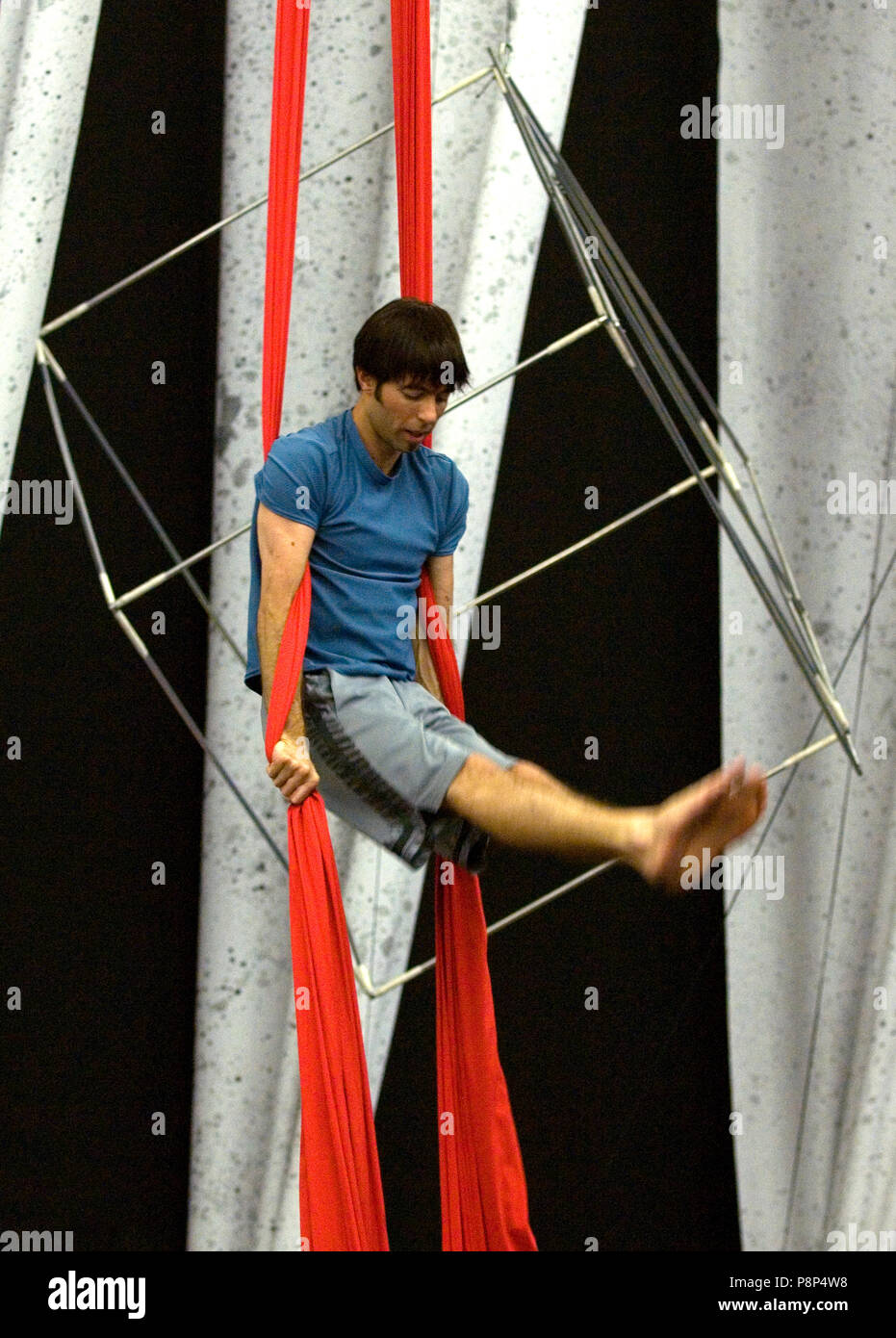 Acrobat artist hi-res stock photography and images - Alamy