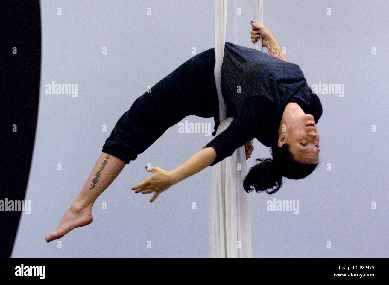 Acrobatics backbend hi-res stock photography and images - Alamy