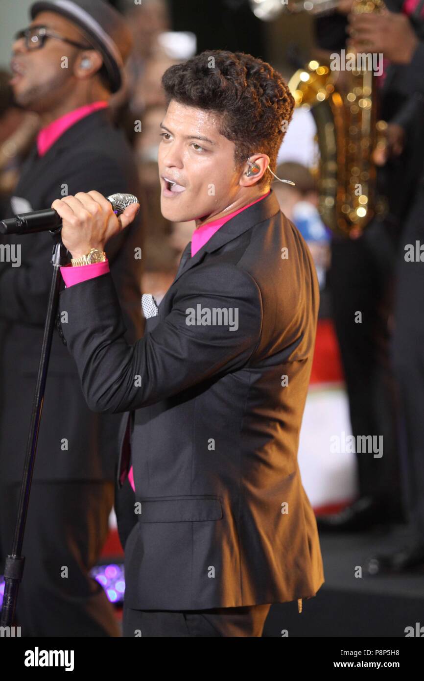 Bruno mars red carpet hi-res stock photography and images - Alamy