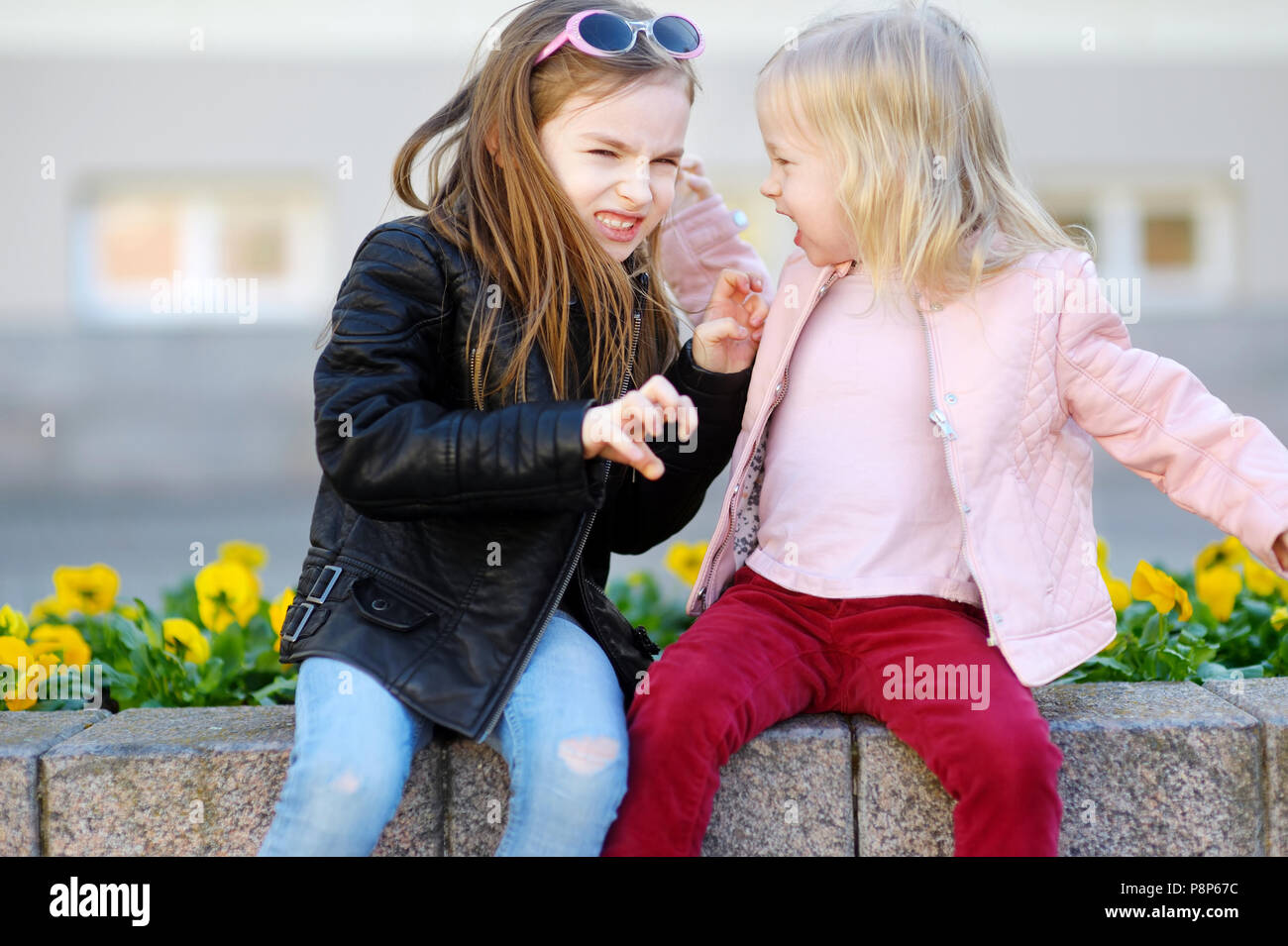 Little girls sisters fight hi-res stock photography and images - Alamy