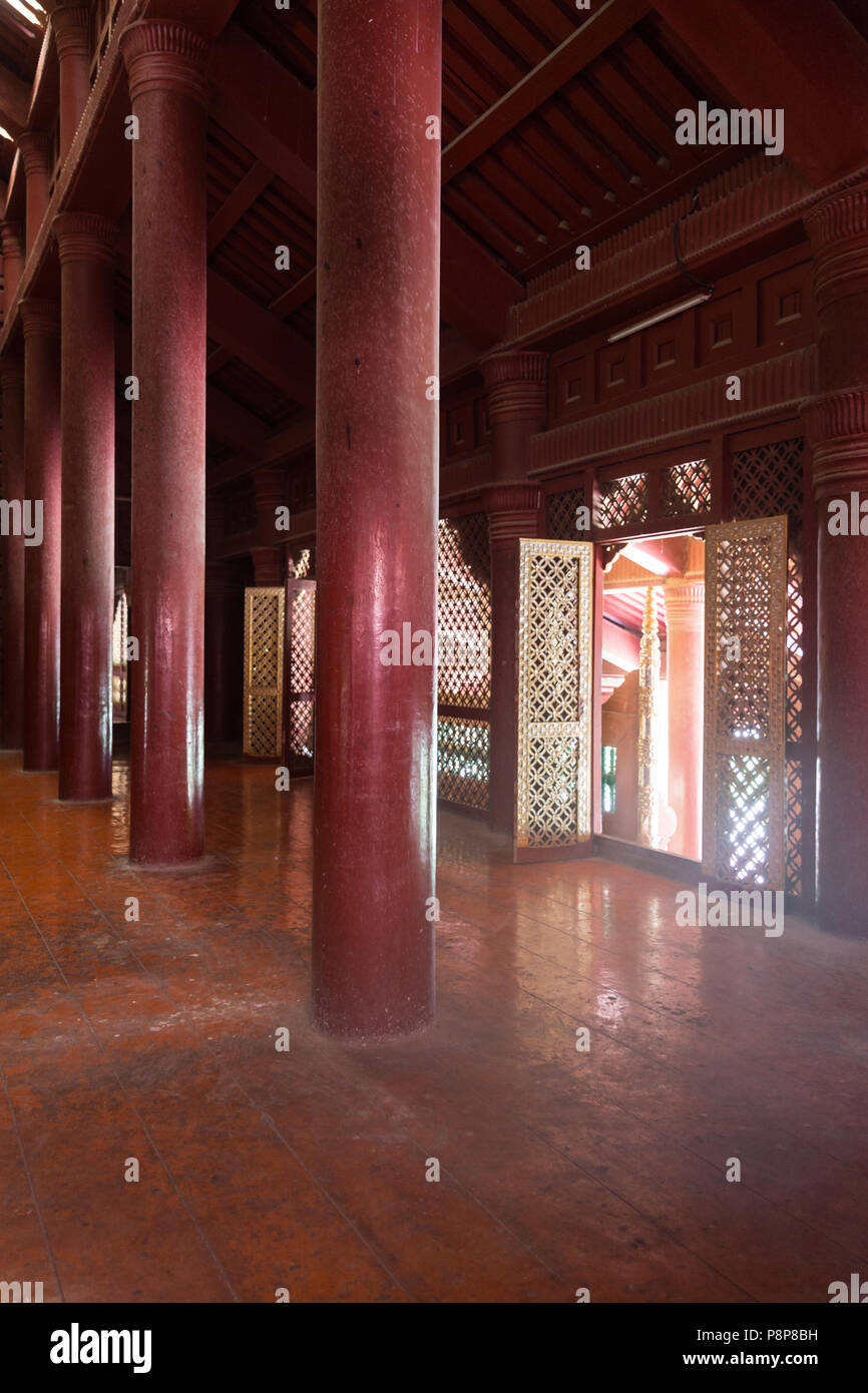 Red columns hi-res stock photography and images - Alamy