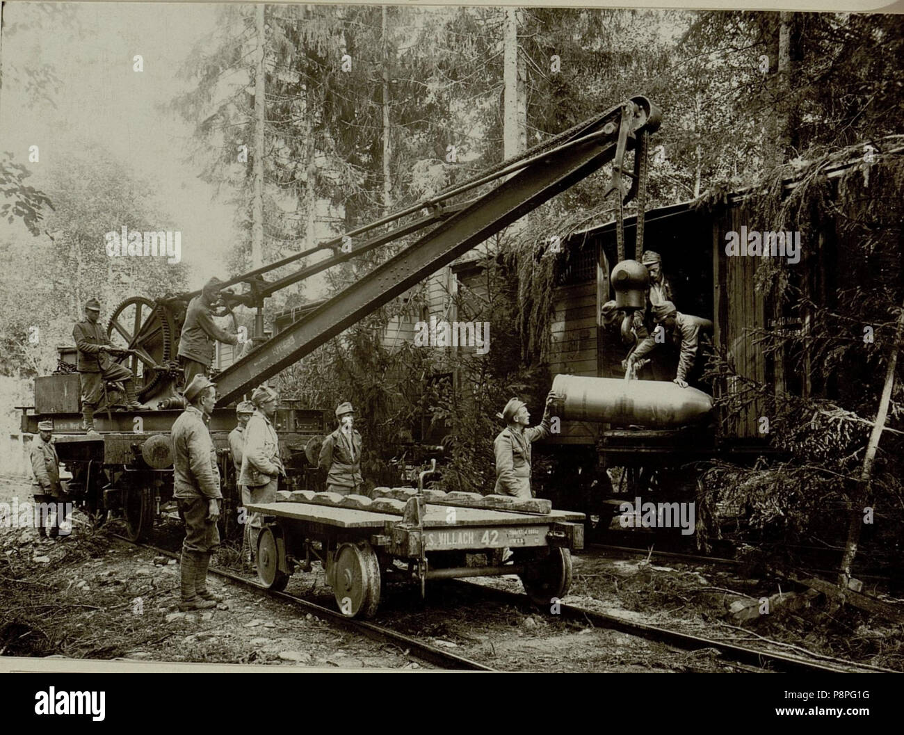 380 Küsten Haubitzen L-15, Batterie 3, Stellung im Lesachtal. Ausladen ...