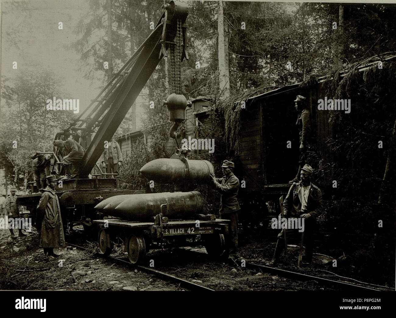 380 Küsten Haubitzen L-15, Batterie 3, Stellung im Lesachtal. Geschosse ...