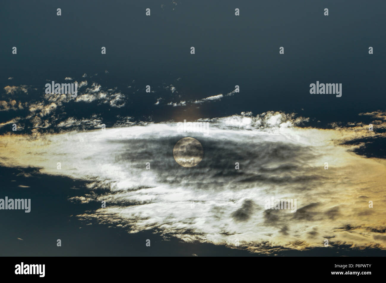 Sun behind sign hi-res stock photography and images - Alamy