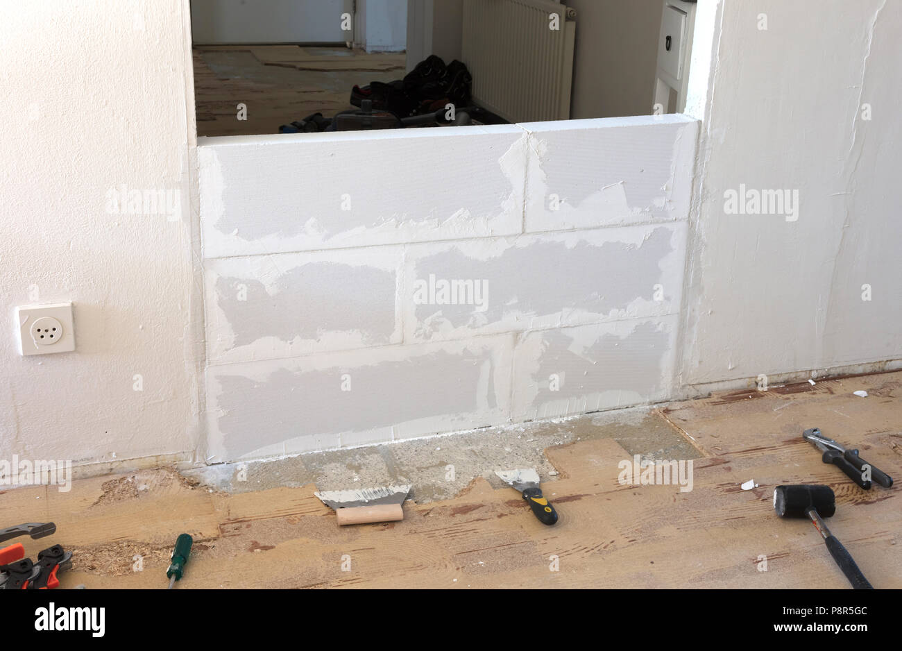 Building a small wall with lightweight concrete blocks - Do it yourself ...