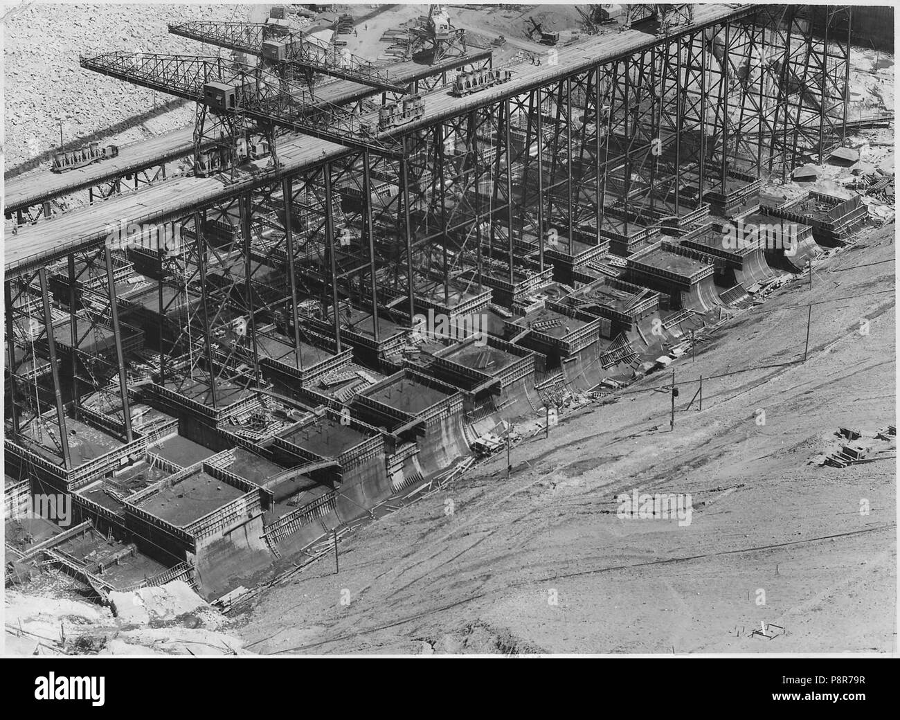 Curved dam Black and White Stock Photos & Images - Alamy