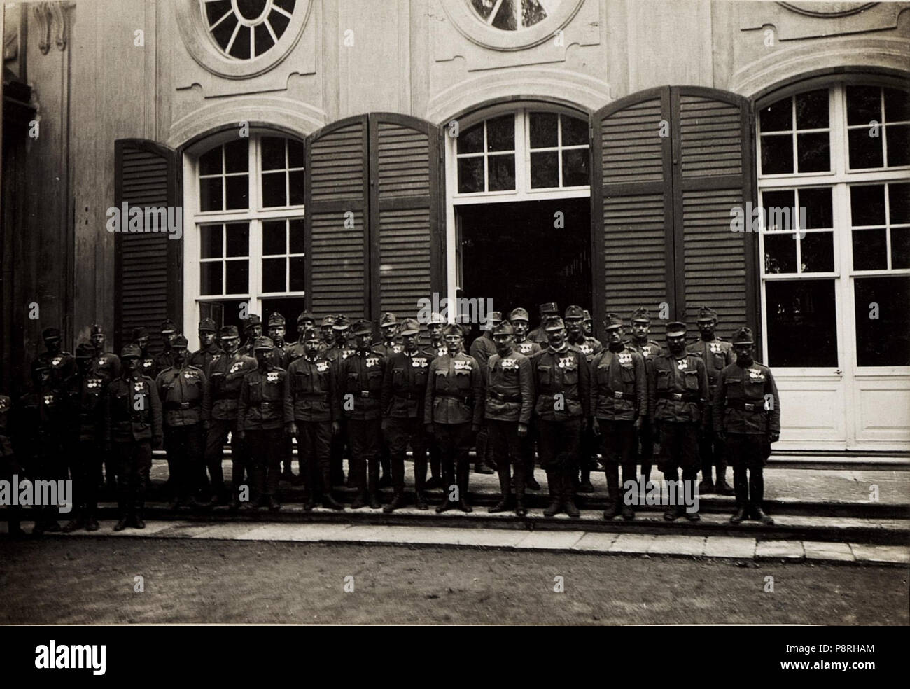 360 Karl I. überreicht Erzherzog Joseph das Militärverdienstkreuz I ...