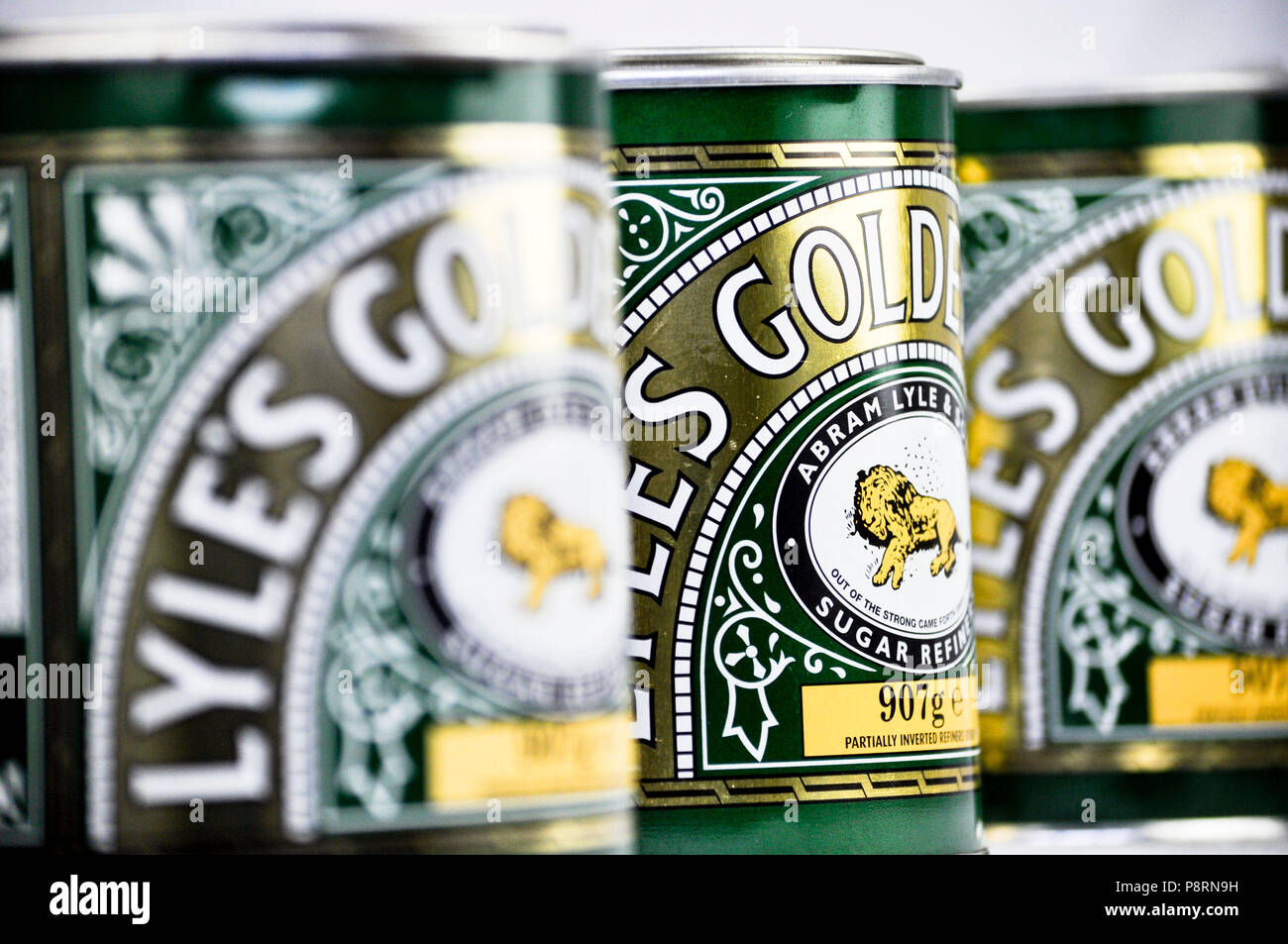 Green golden syrup tins hi-res stock photography and images - Alamy
