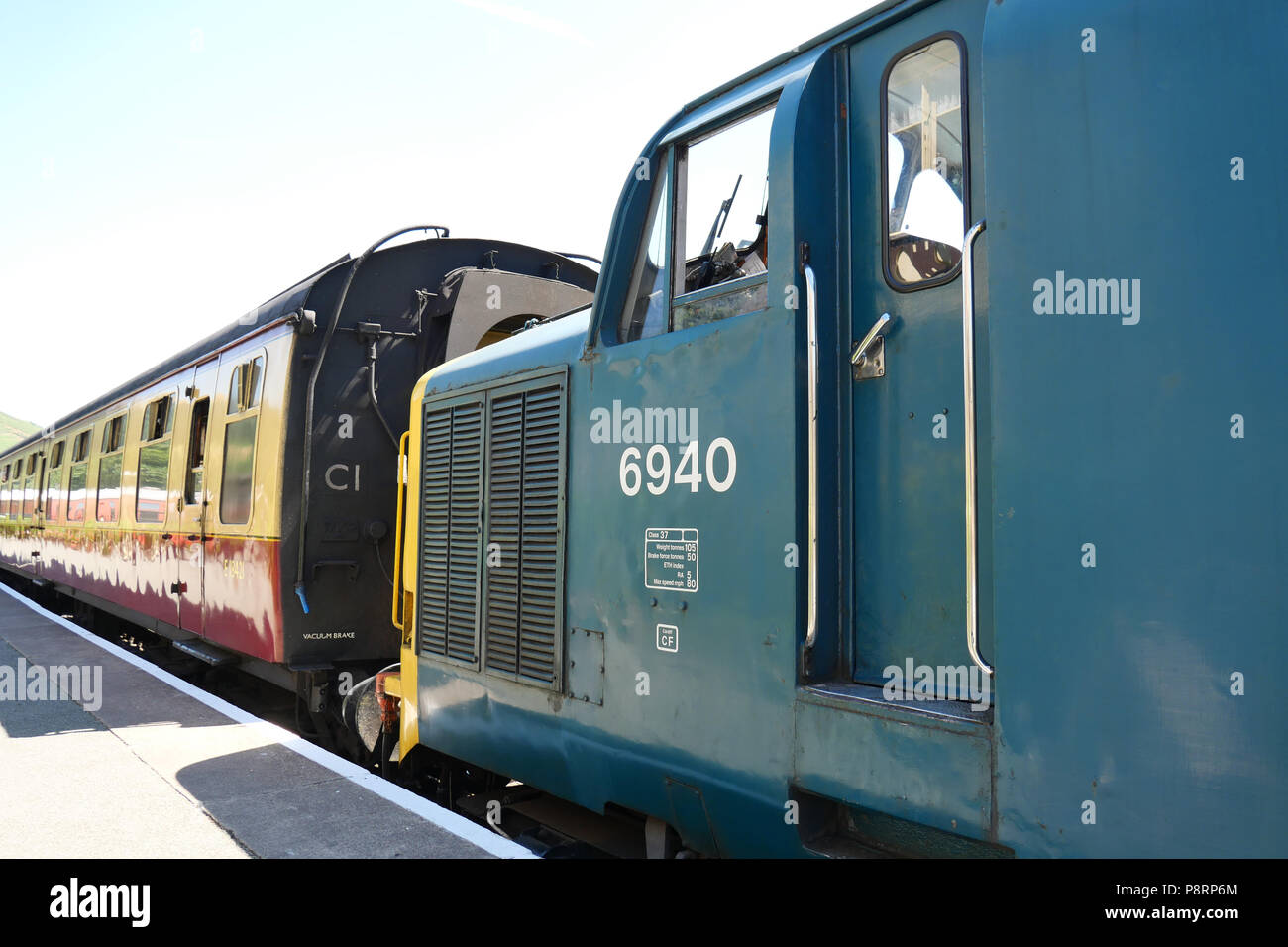 British rail class 37 locomotive hi-res stock photography and images ...