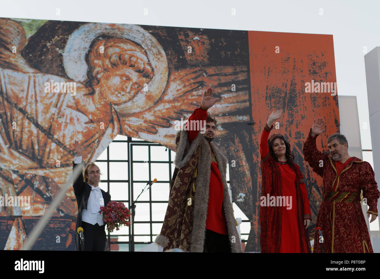 Bowing stage hi-res stock photography and images - Alamy