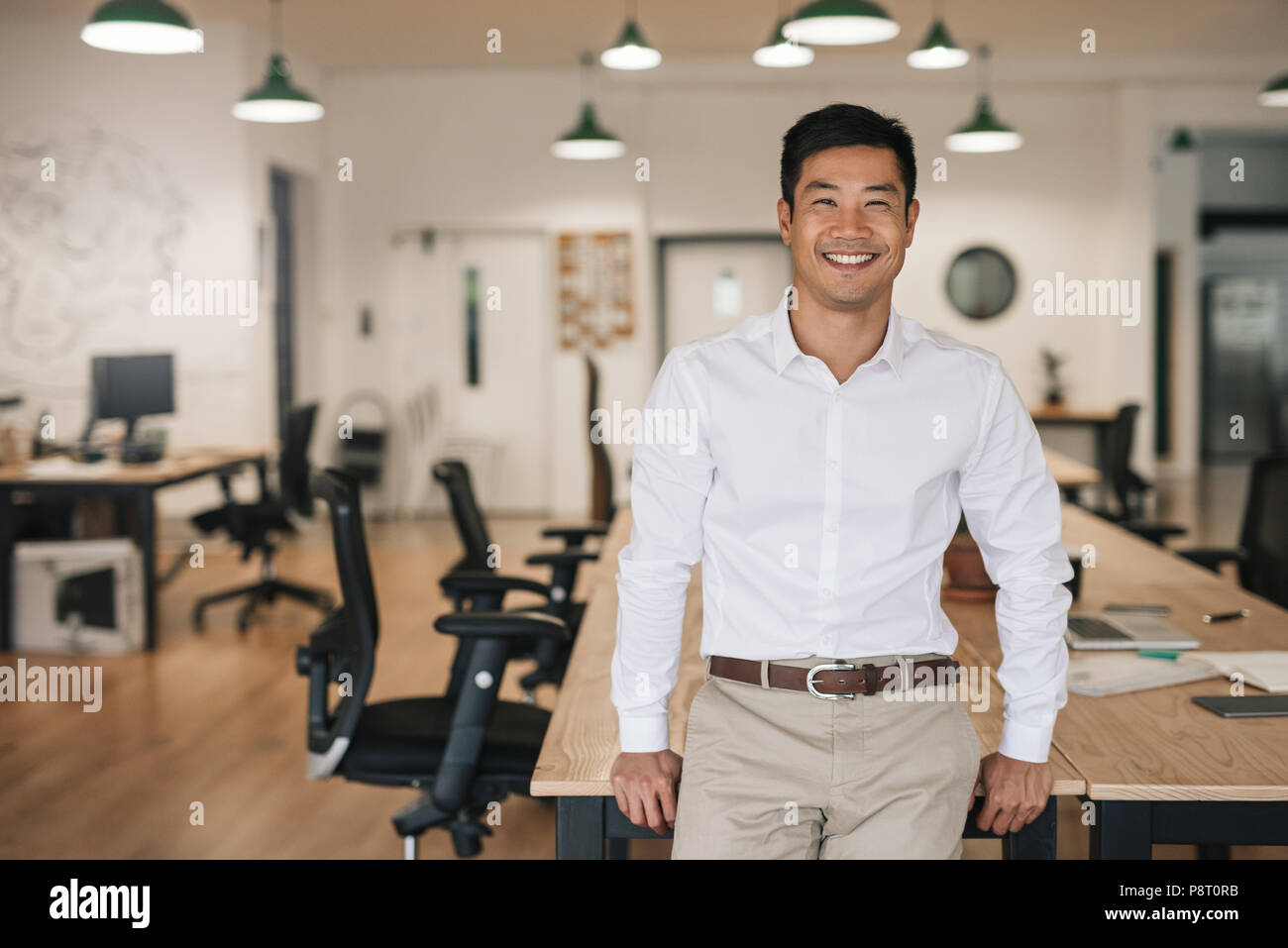 Worker leaning on table hi-res stock photography and images - Alamy