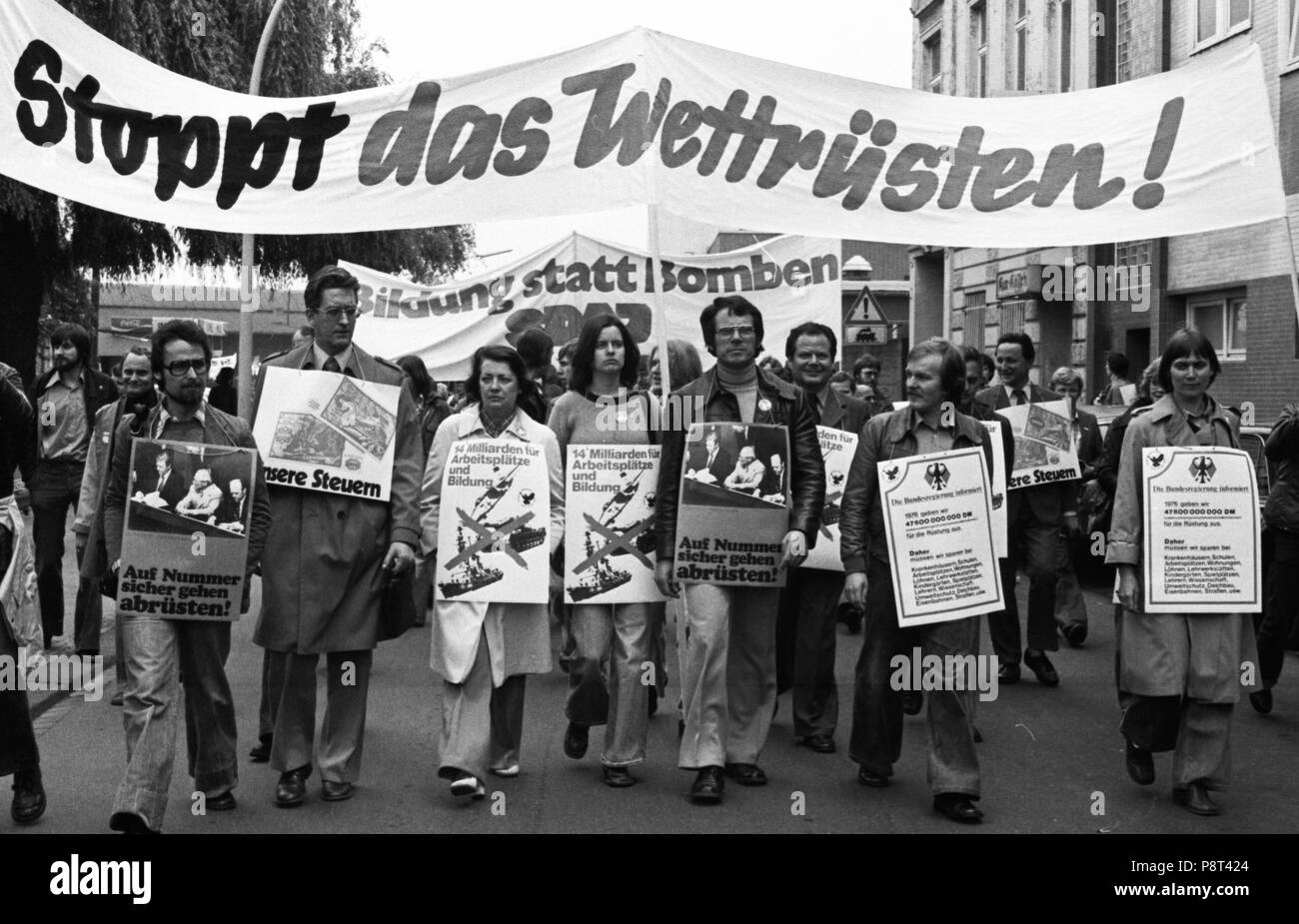 Peace movement 1976 hi-res stock photography and images - Alamy