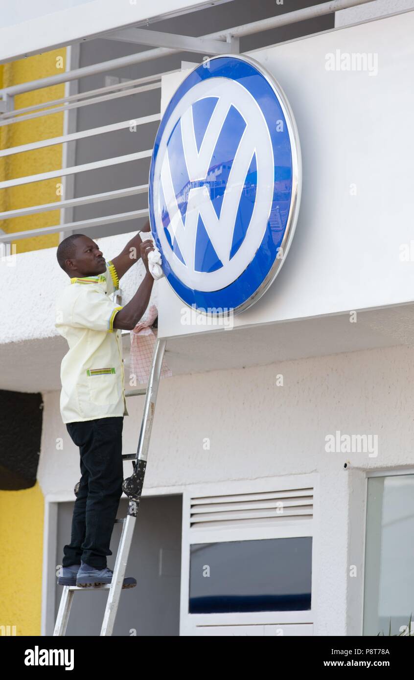 27.06.2018, Rwanda, Kigali: An African Volkswagen employee cleans the ...