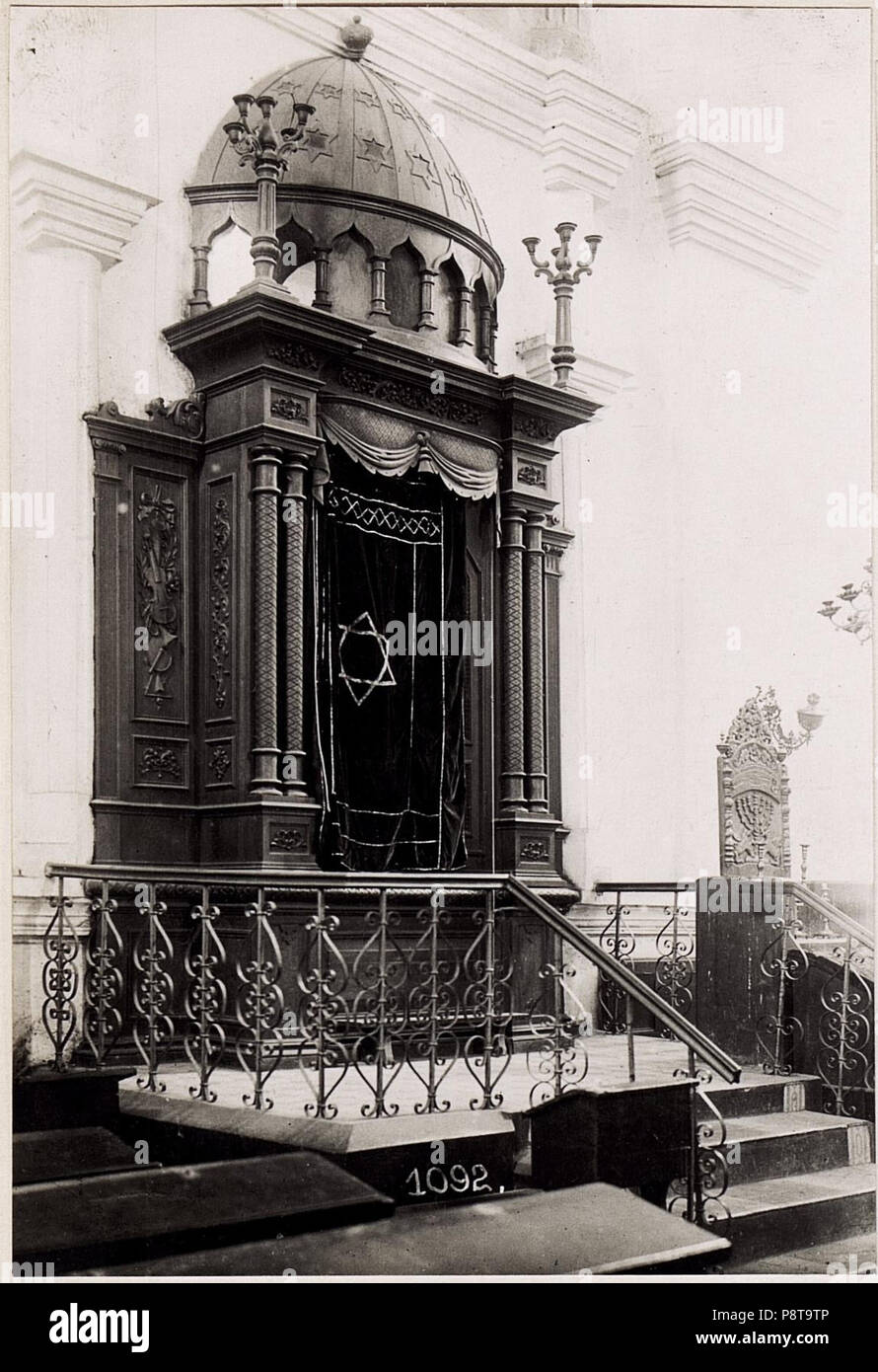 Altar in jewish temple hi-res stock photography and images - Alamy