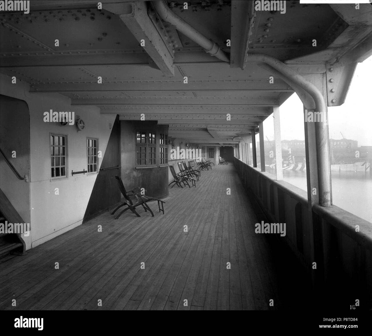 Cabin sea Black and White Stock Photos & Images - Alamy