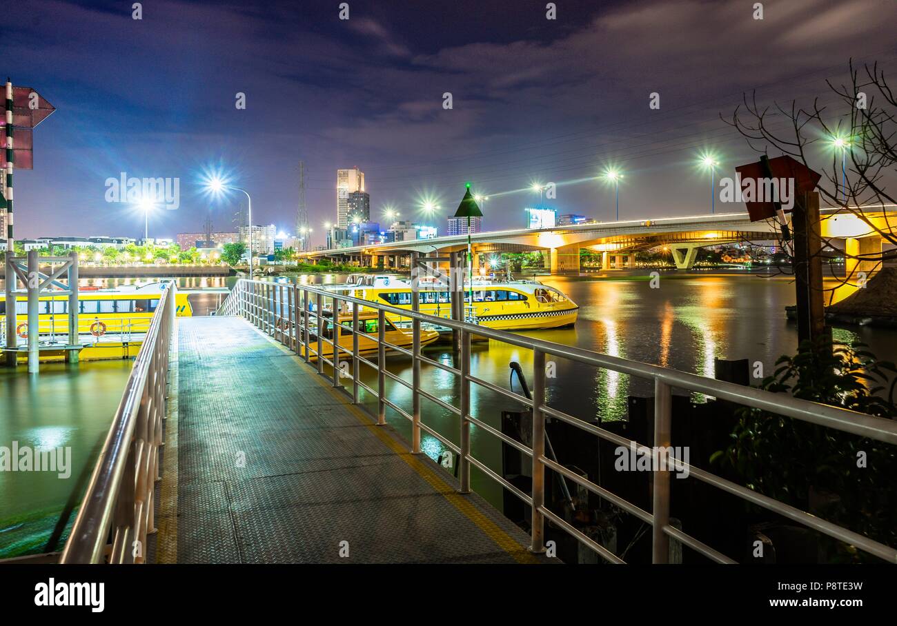 Iphone blue light hi-res stock photography and images - Alamy