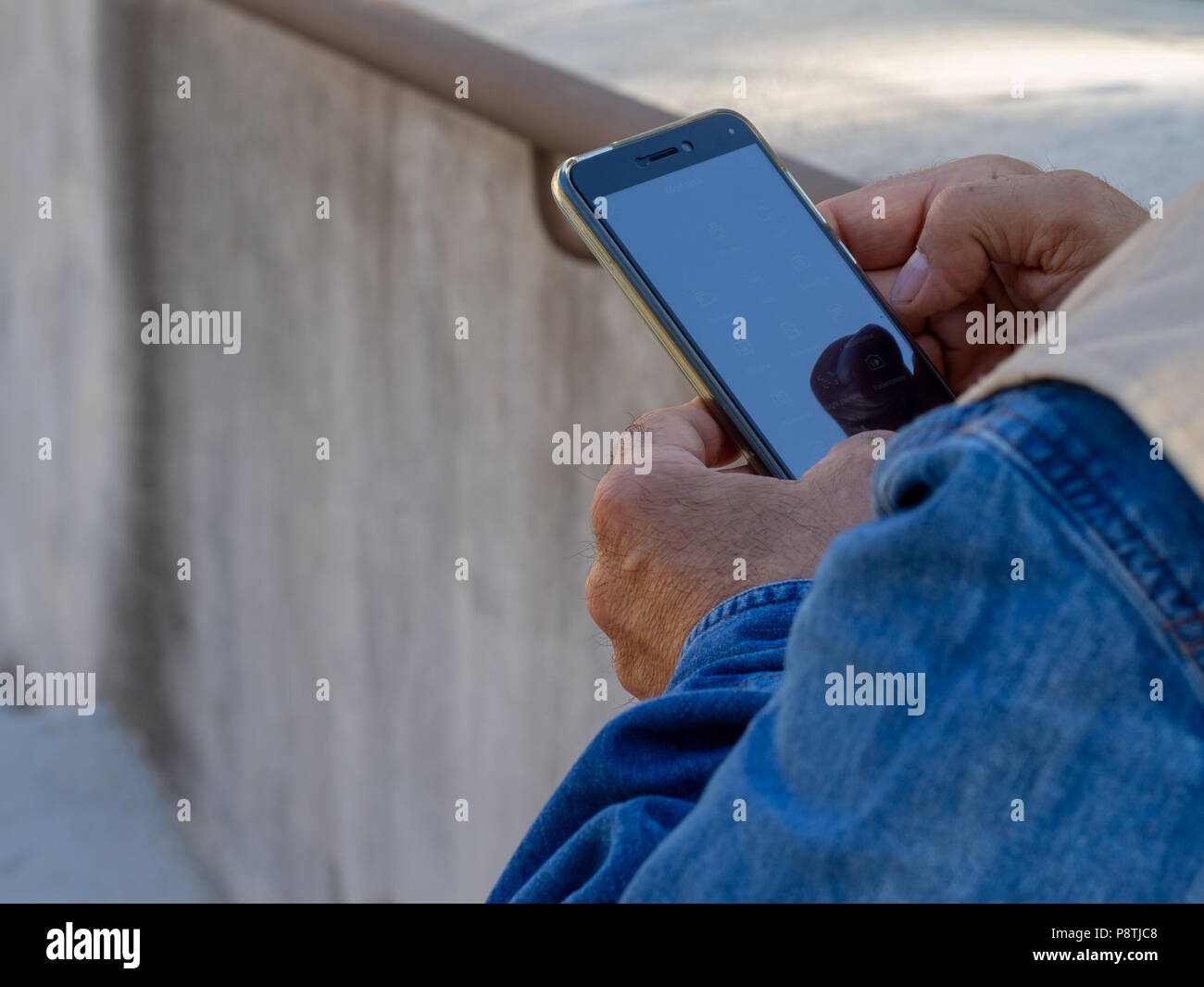 Man writes a message on Smatphone Stock Photo - Alamy