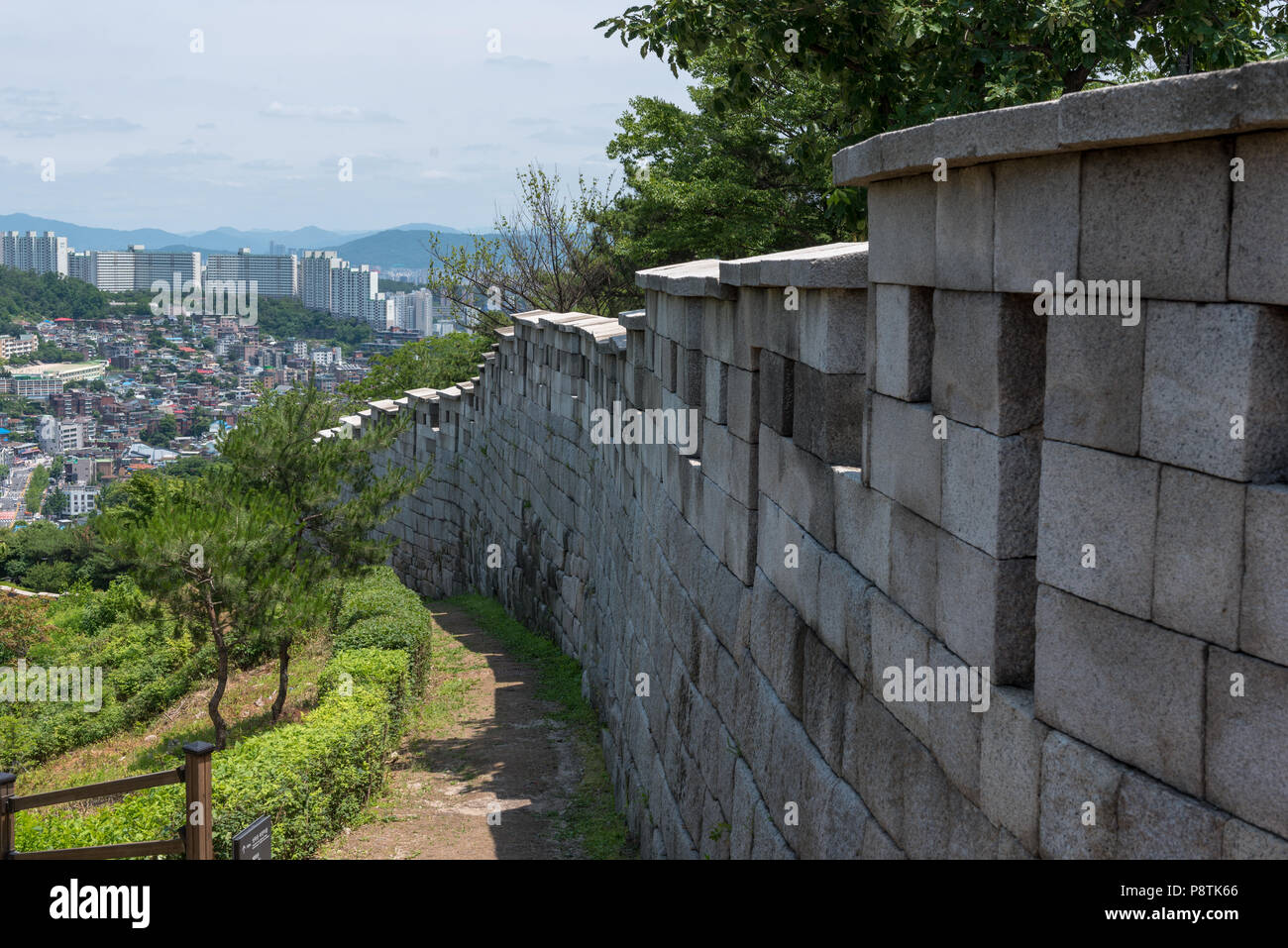 Ancient city walls surrounding Seoul, South Korea Stock Photo - Alamy