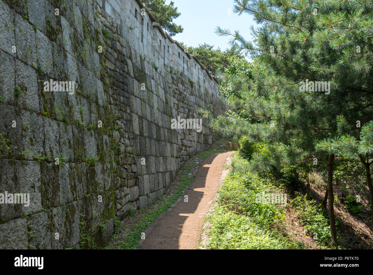 Ancient city walls surrounding Seoul, South Korea Stock Photo - Alamy