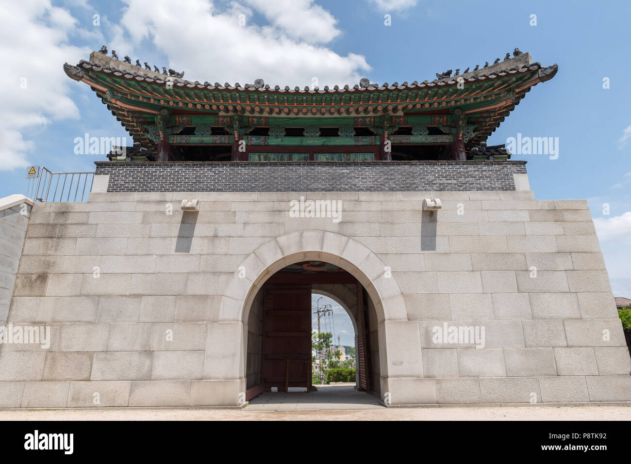 Korean traditional gate hi-res stock photography and images - Alamy