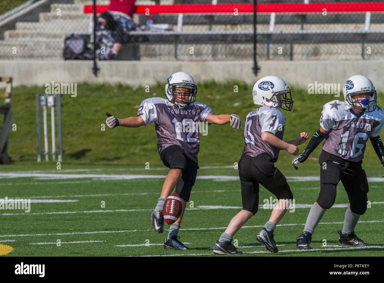 Dramatic, colorful action photo's of Boys Bantam football in Calgary ...