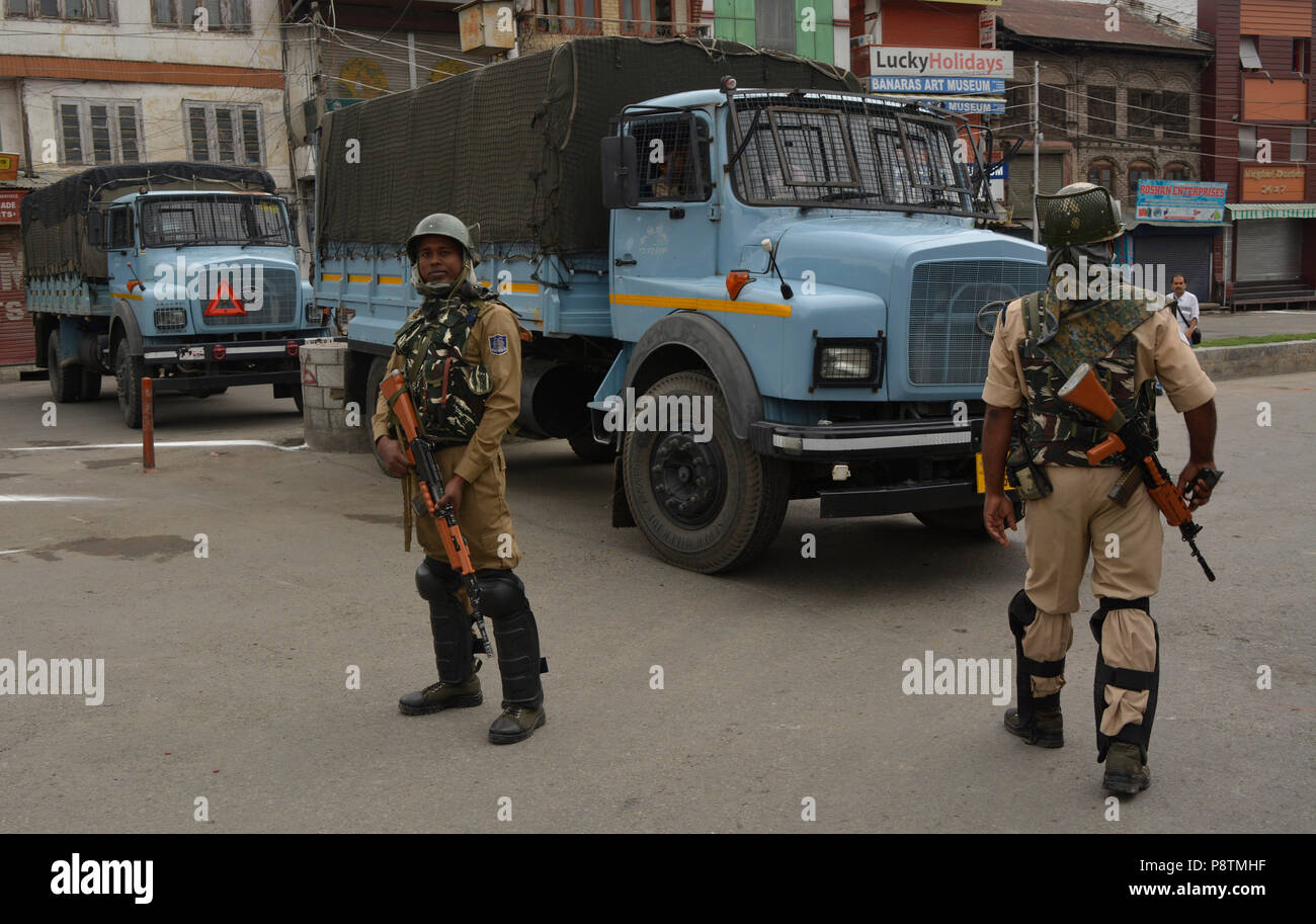 Indian paramilitary personnel hi-res stock photography and images - Alamy