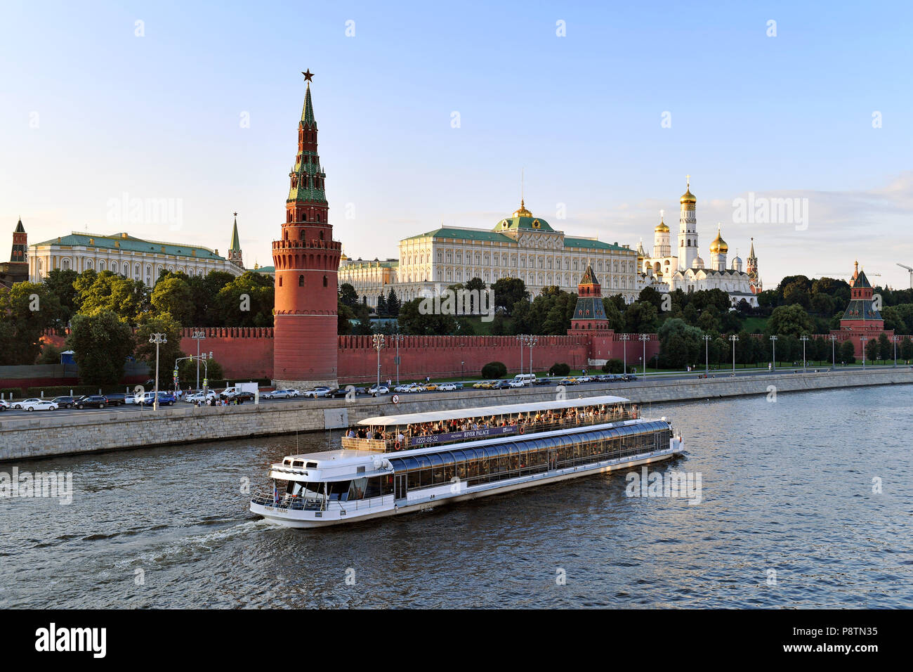 Moscow, Russland. 12th July, 2018. The river MOSKWA with KREML in ...