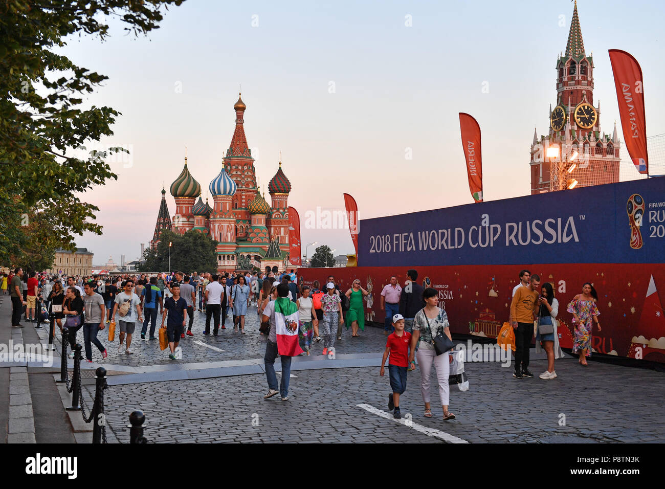 Moscow, Russland. 12th July, 2018. People in Red Square. St. Basil's ...