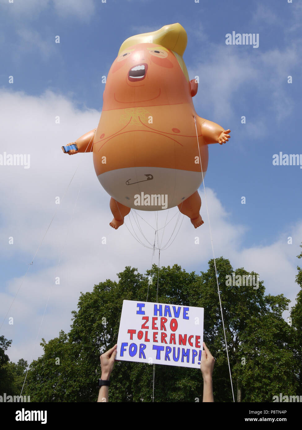 The donald trump baby blimp balloon hi-res stock photography and images ...