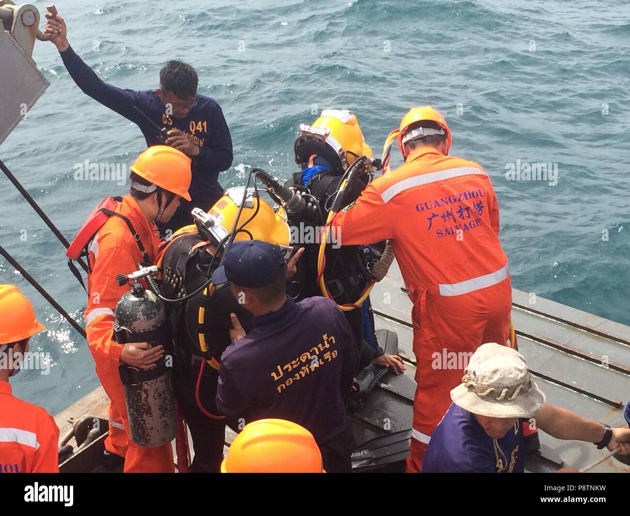 Phuket. 13th July, 2018. Members of Thai and Chinese rescue team search ...