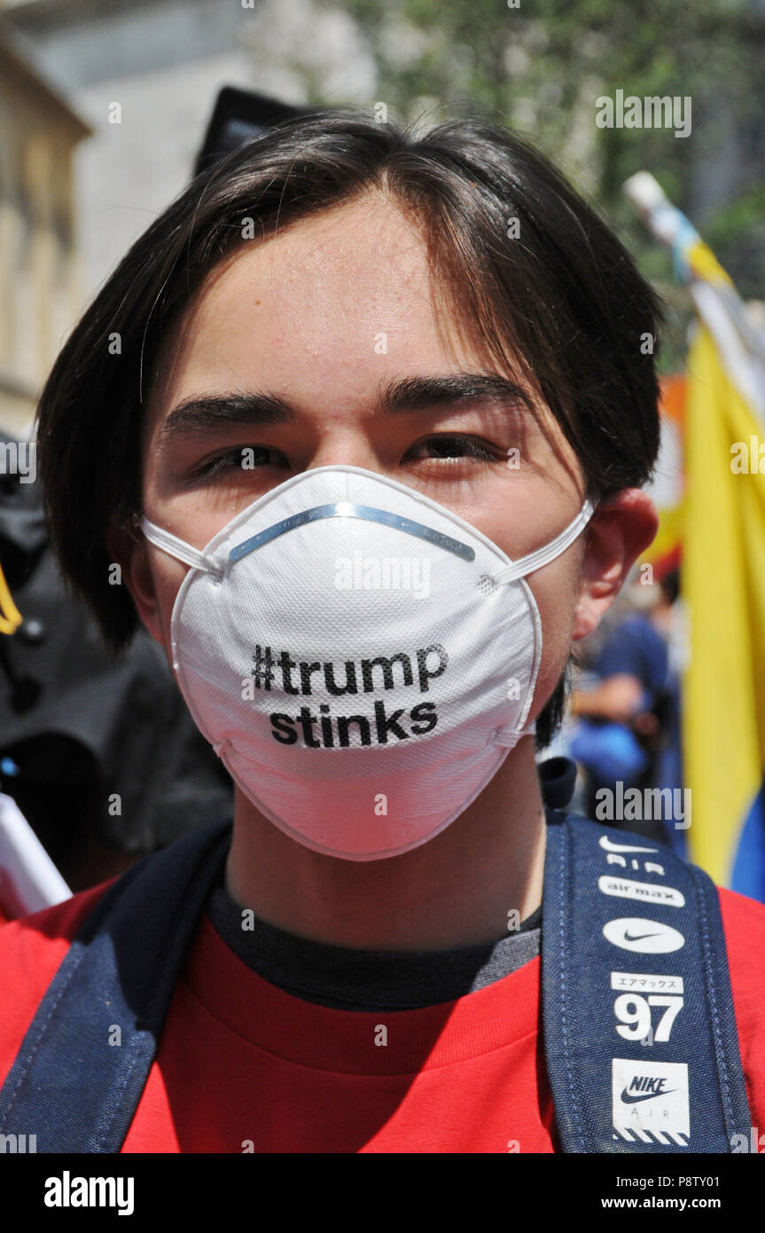 Man wearing donald trump mask hi-res stock photography and images - Alamy
