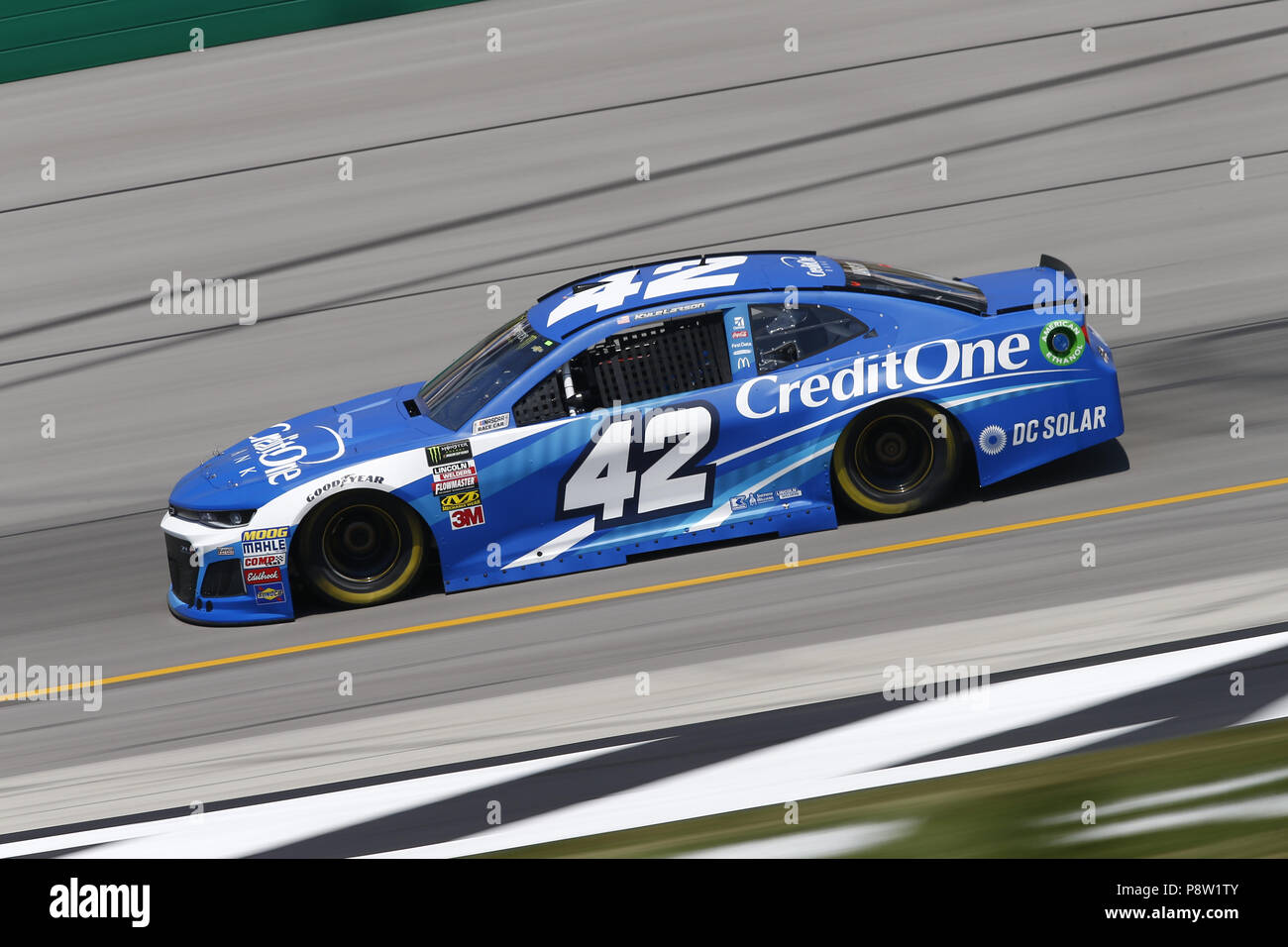 Sparta, Kentucky, USA. 13th July, 2018. Kyle Larson (42) brings his ...