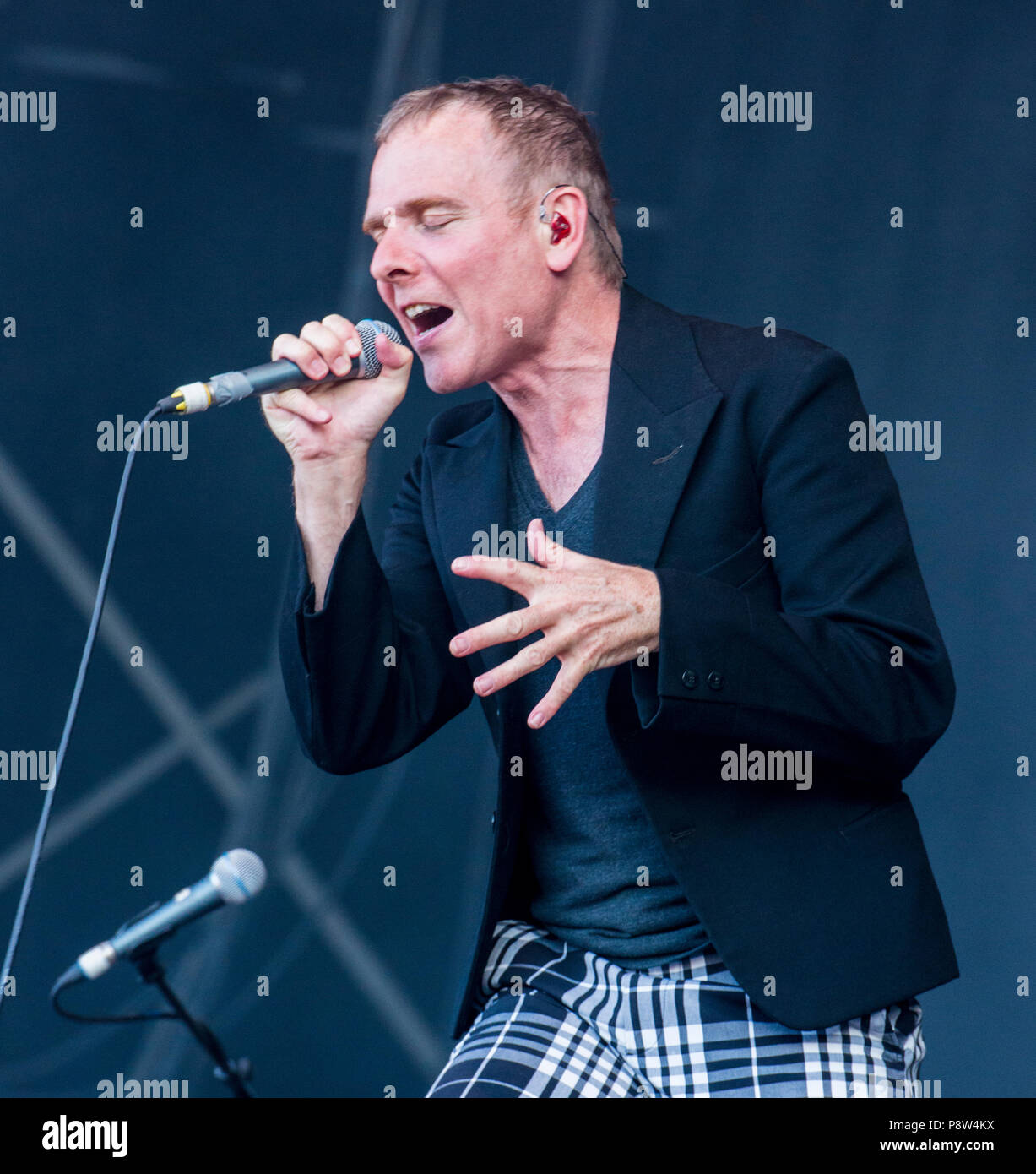 Stuart murdoch musician hi-res stock photography and images - Alamy