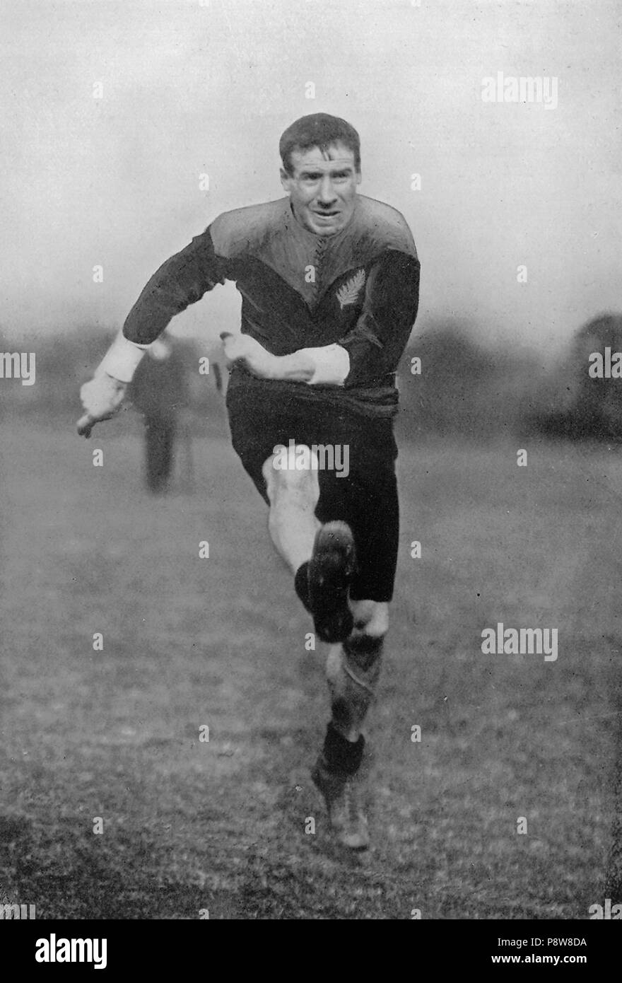 Footballer pg 200 59 Billy Wallace kicking Stock Photo - Alamy