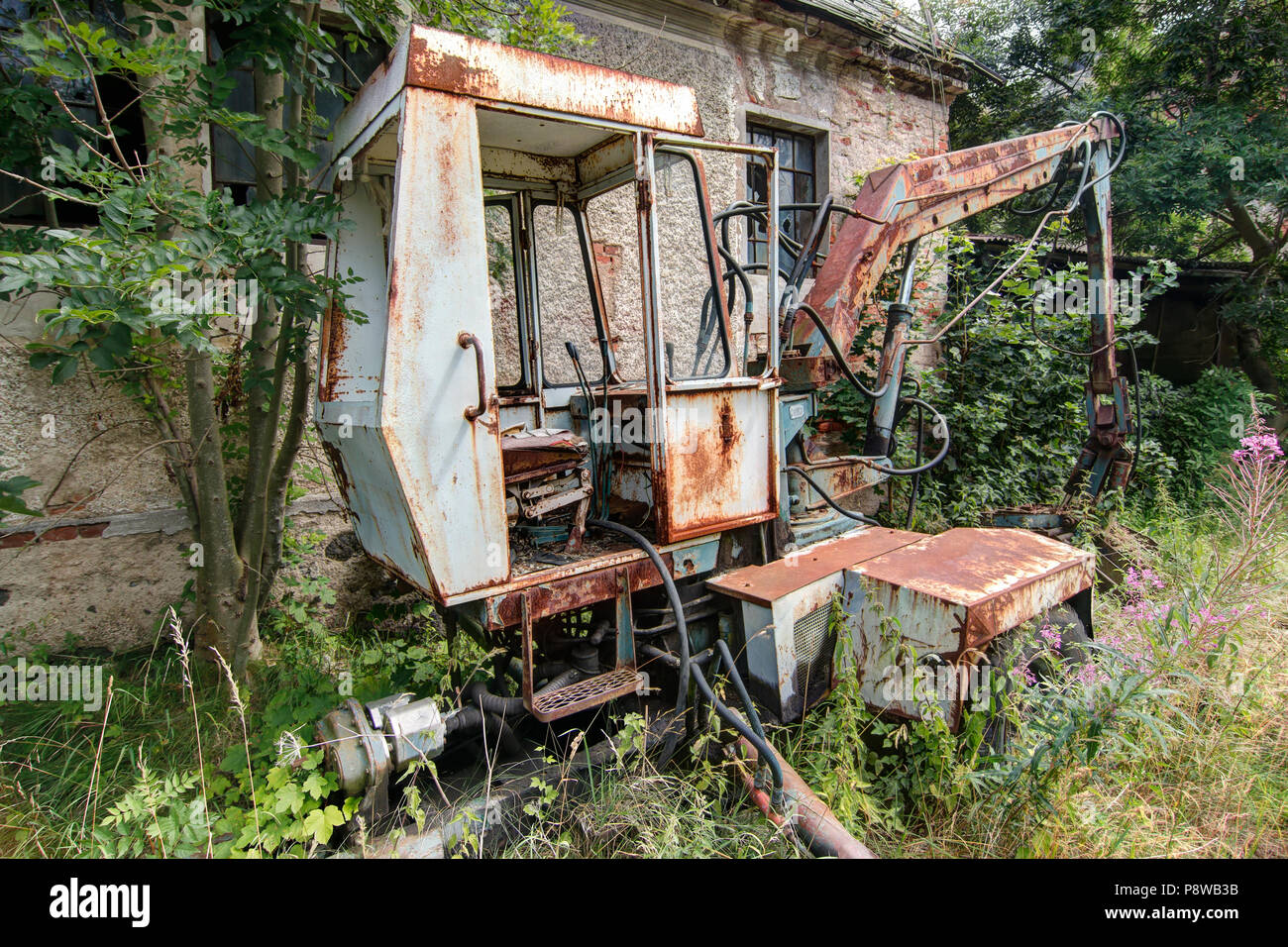 Abandoned old broken digger Stock Photo - Alamy